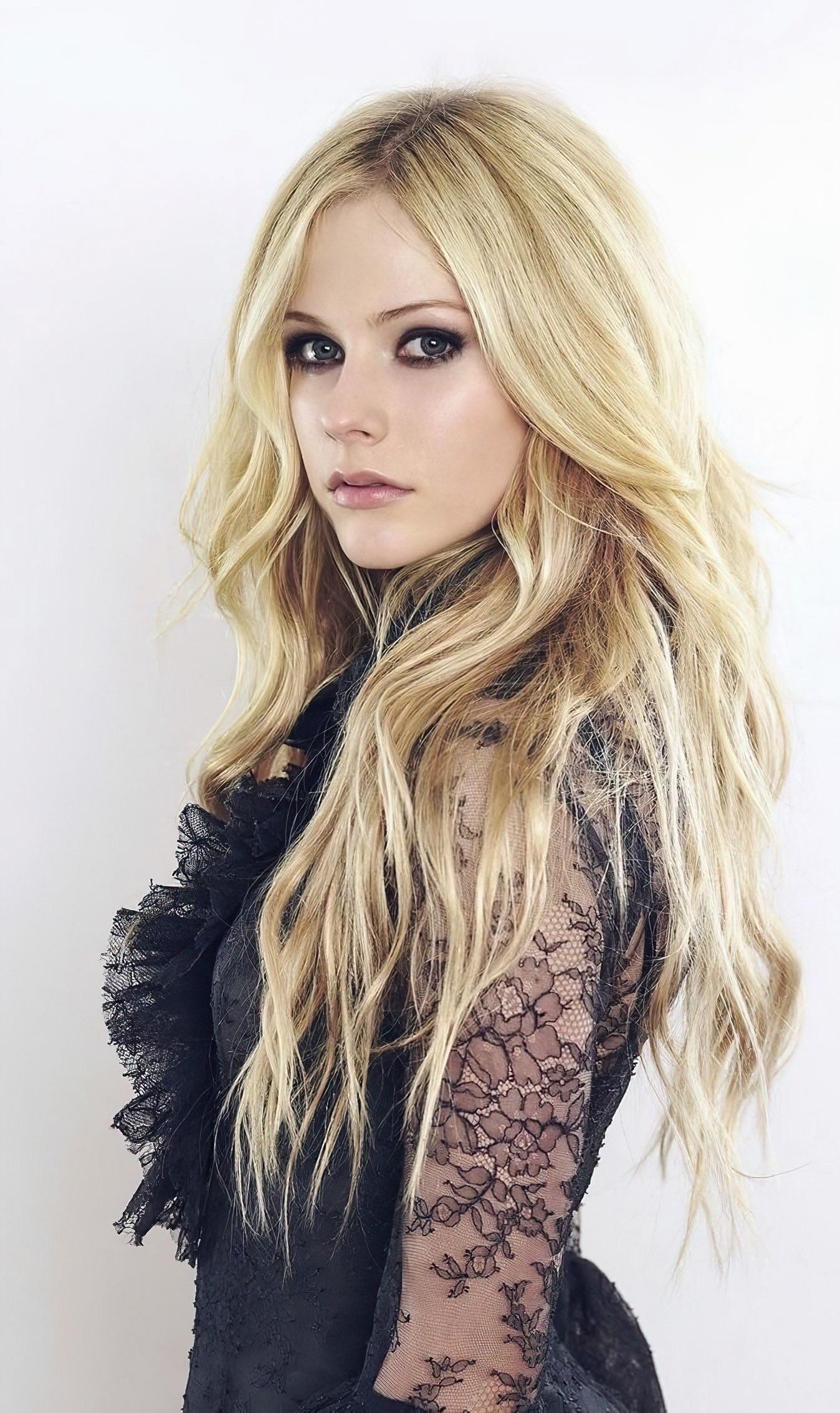 Avril Lavigne | Scrolller