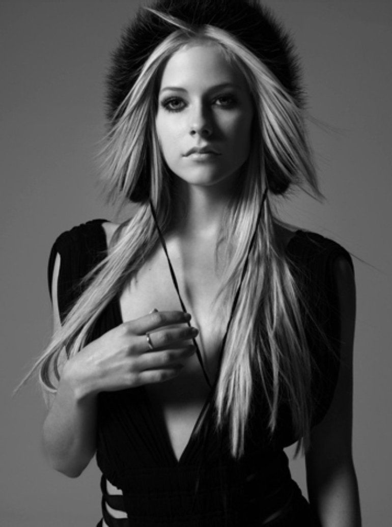 Avril Lavigne | Scrolller