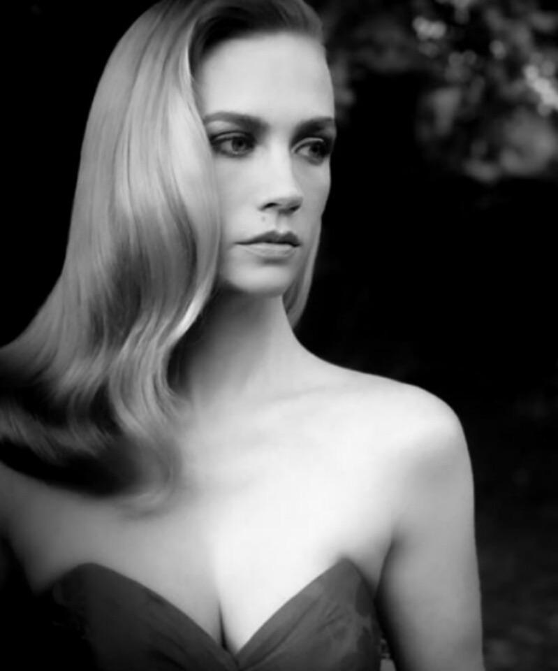 B/W Cleavage | Scrolller