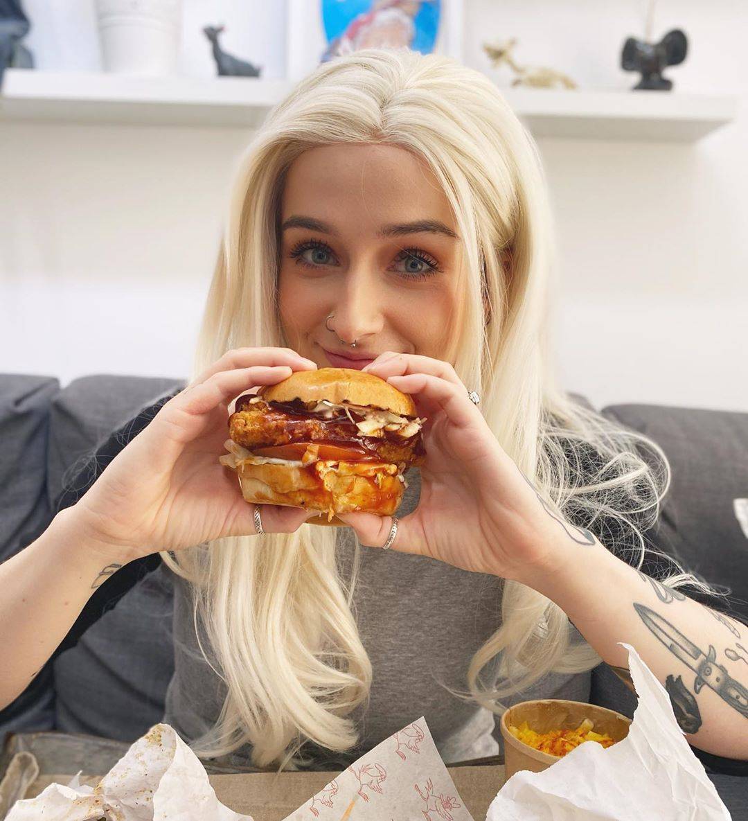 Babe with a big burger | Scrolller