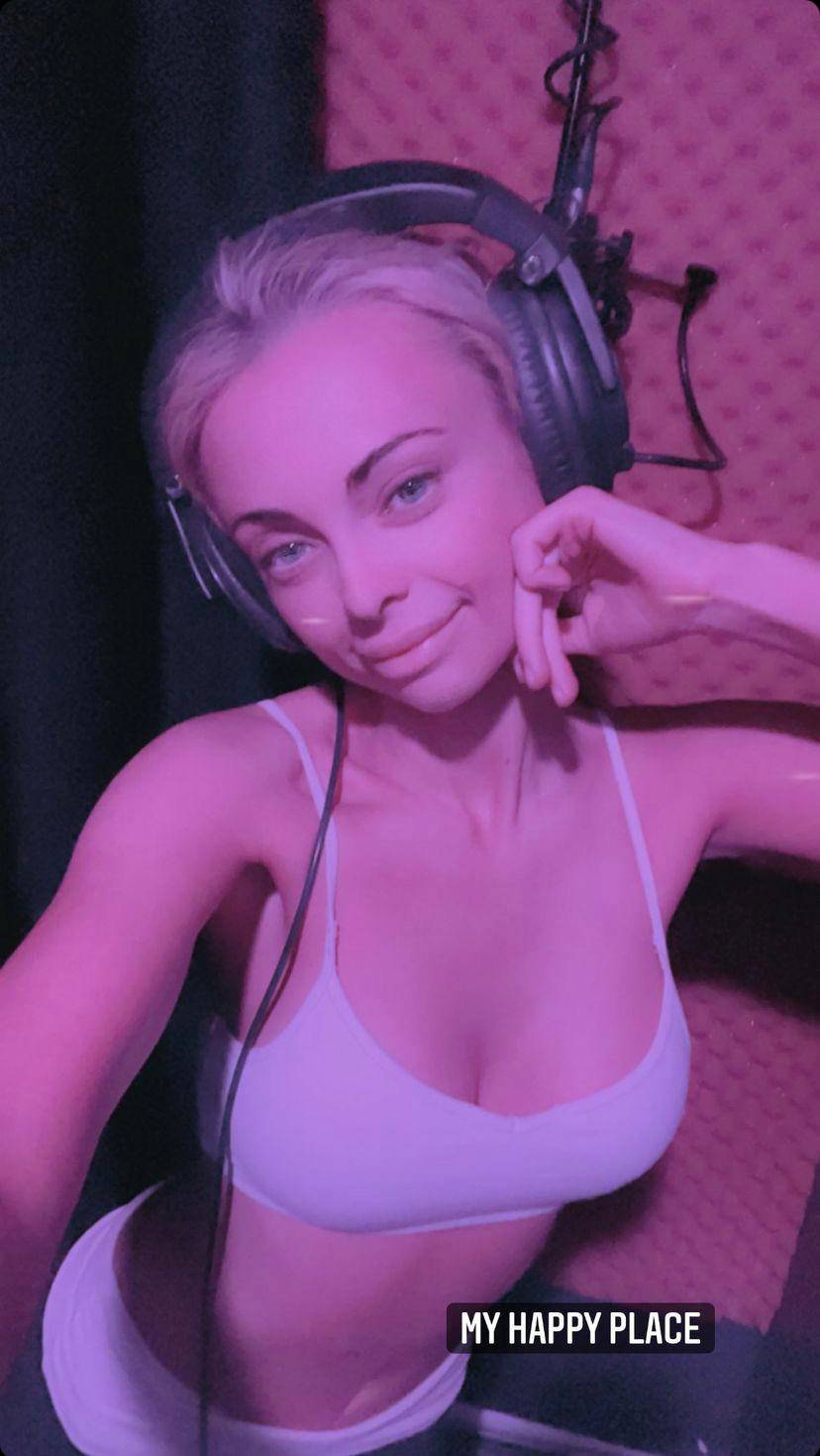 Back in the studio | Scrolller