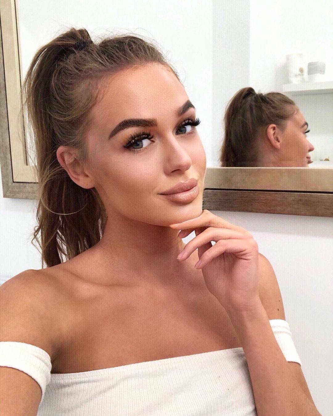 Backstage 2 | Scrolller