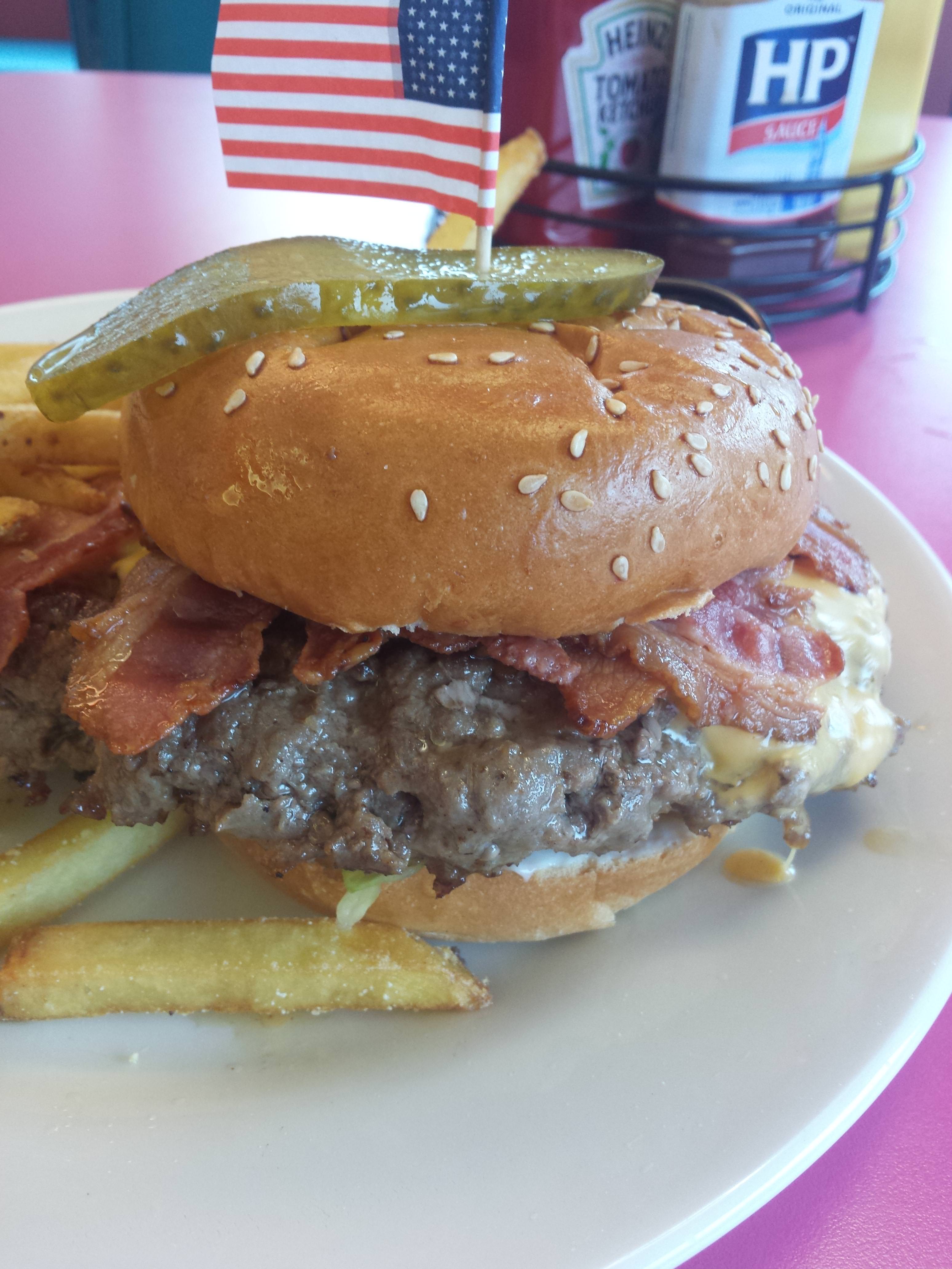 Bacon cheeseburger | Scrolller