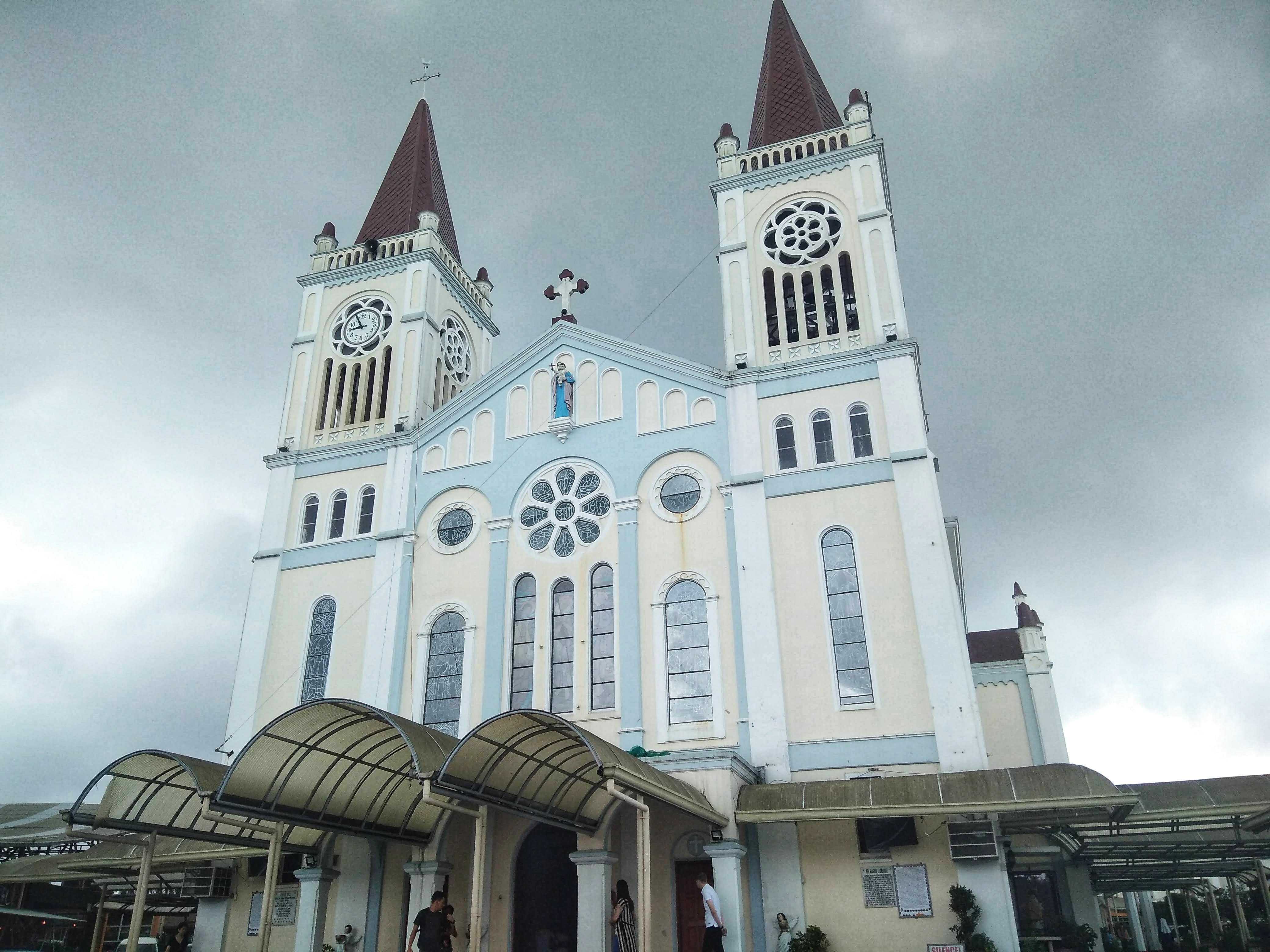 Baguio Cathedral. Wala, namiss ko lang. Gustung gusto ko nang umuwi sa Baguio. | Scrolller