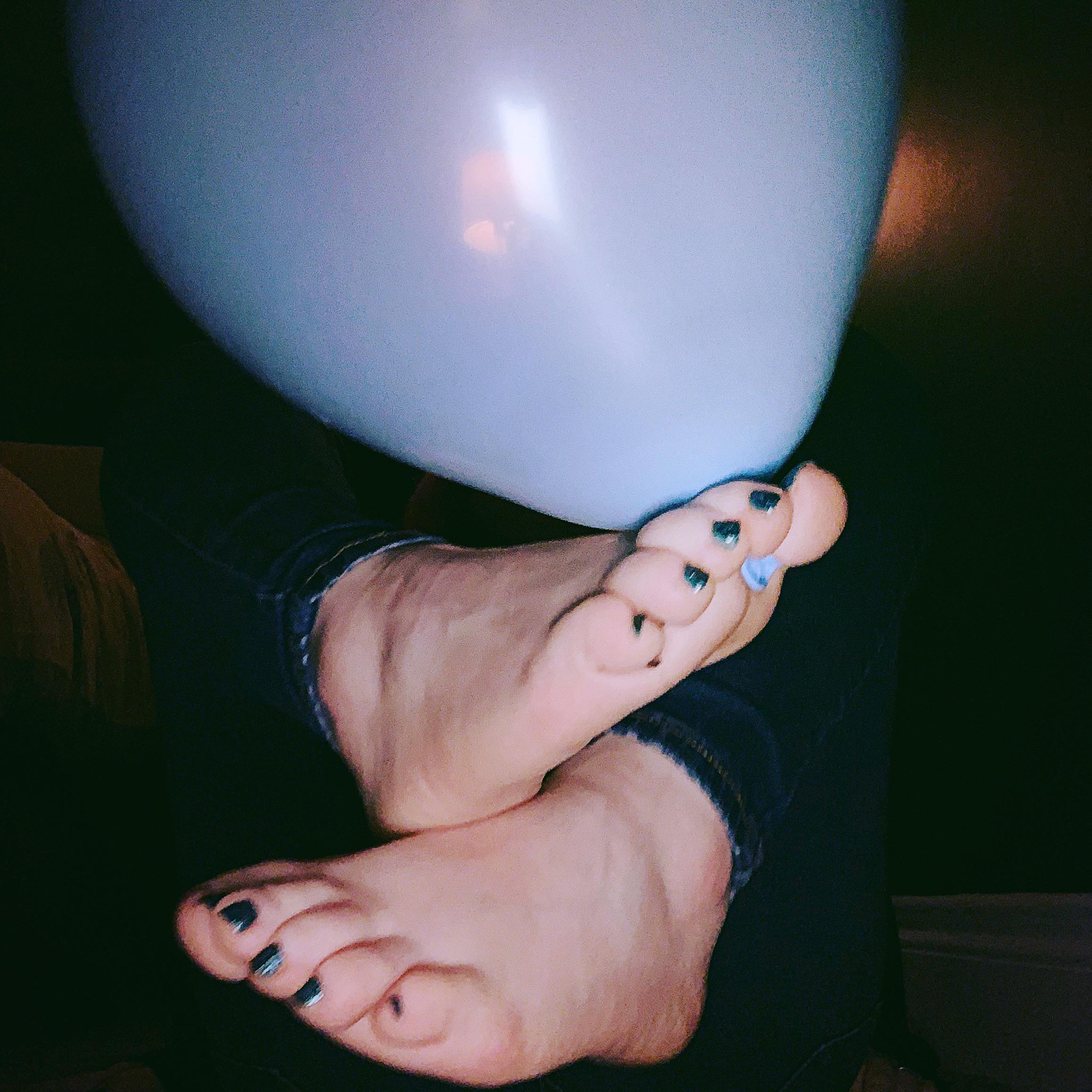 Balloon feet fun | Scrolller
