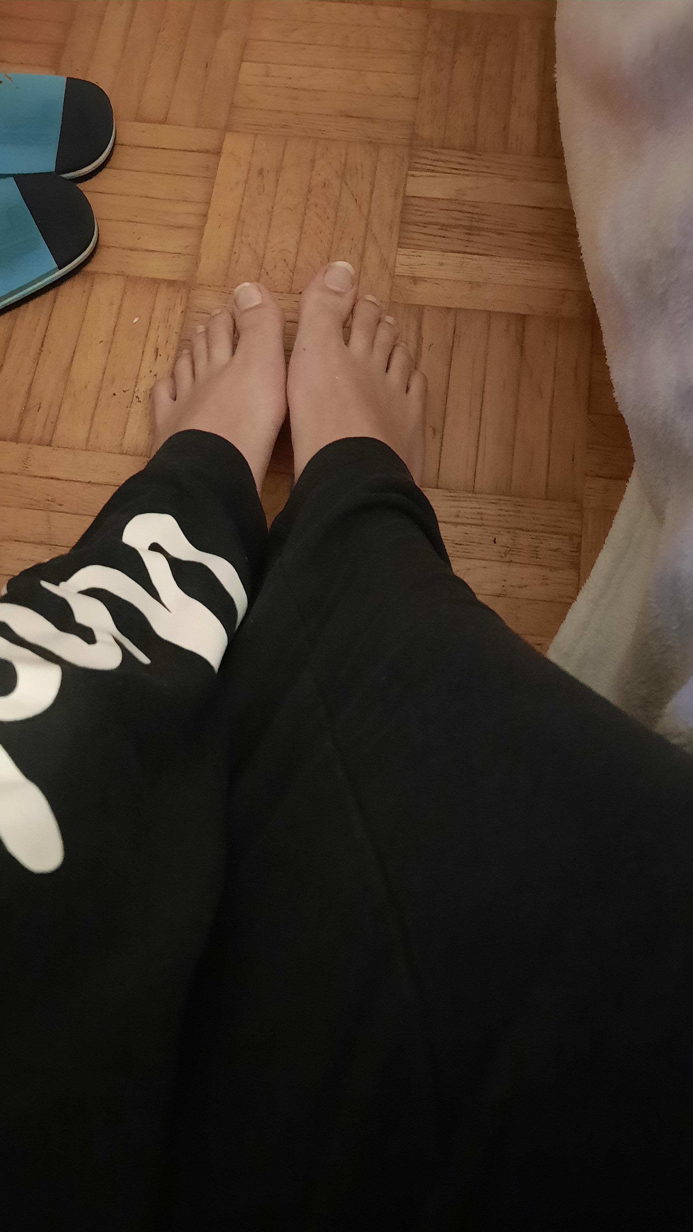 Barefoot:) | Scrolller