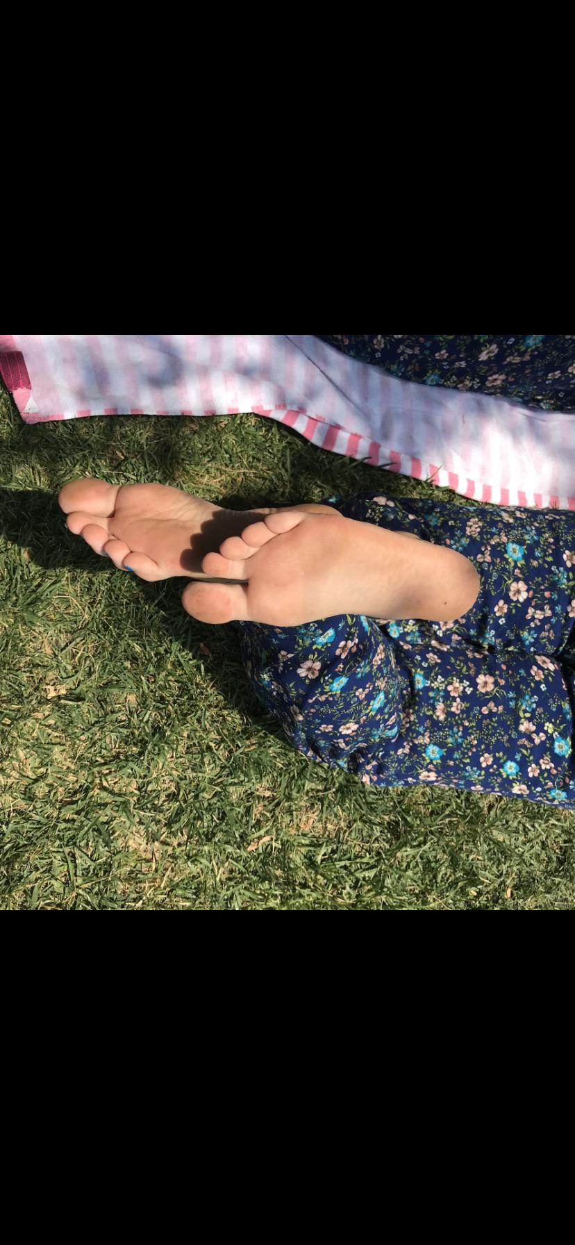 Barefoot hoe | Scrolller