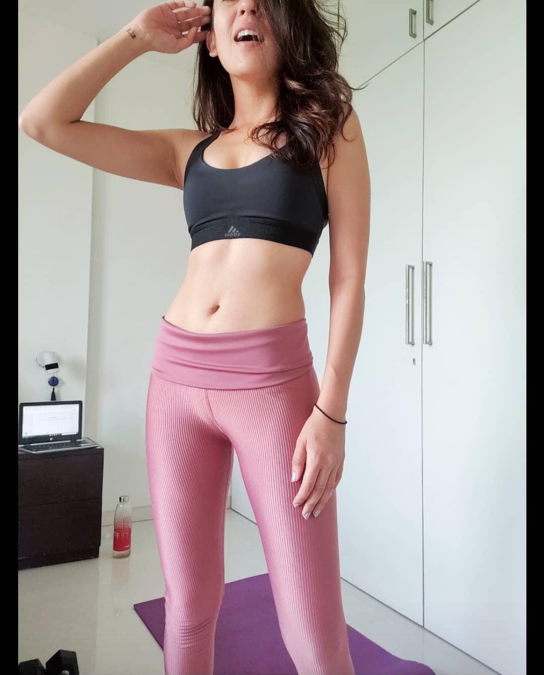 Barkha Singh's hot body 😍 | Scrolller