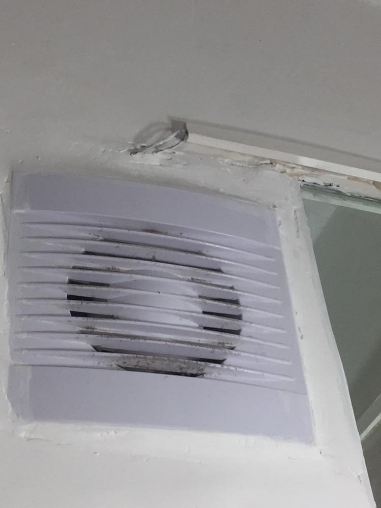 Bathroom and dirty fan | Scrolller