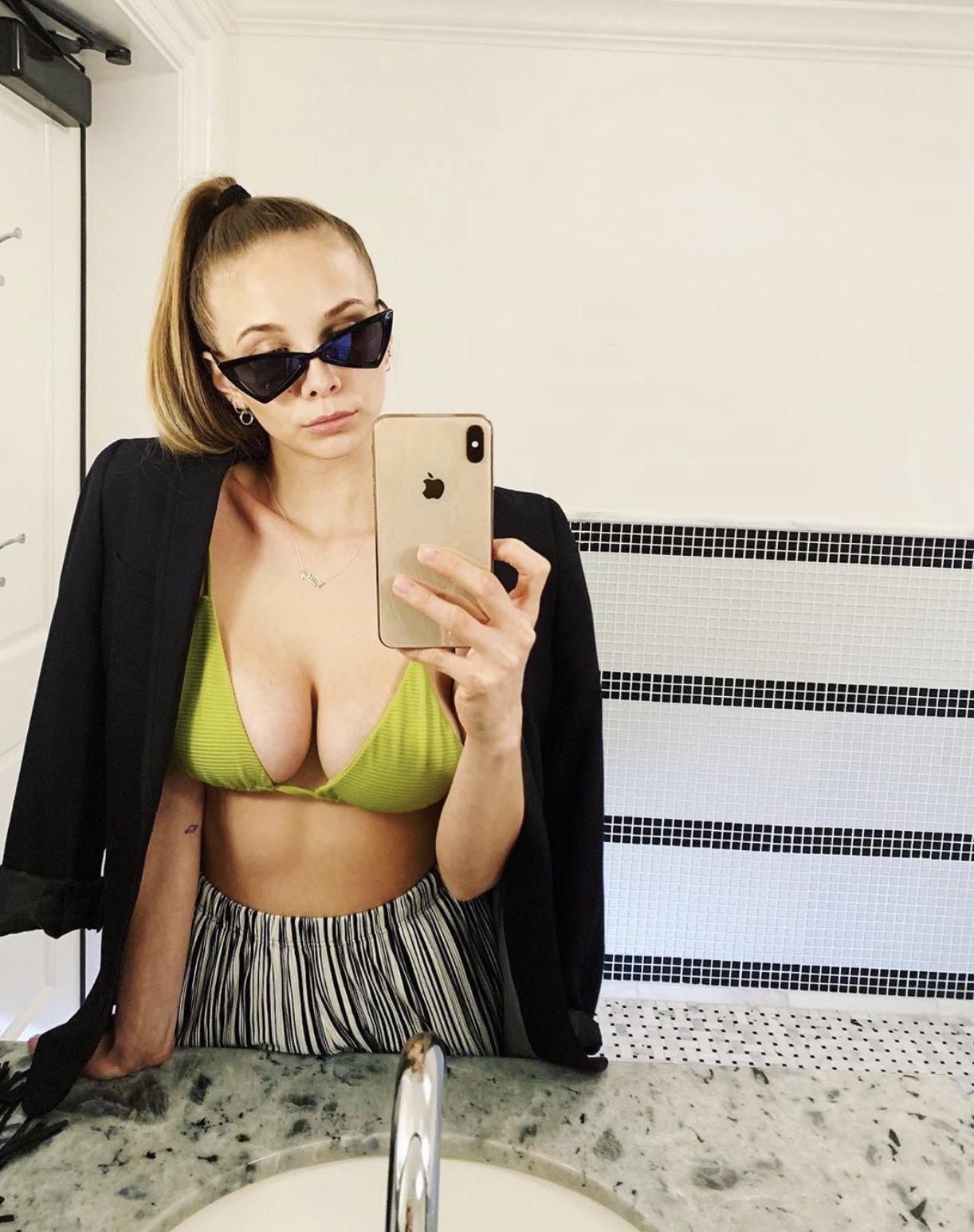 Bathroom selfie | Scrolller