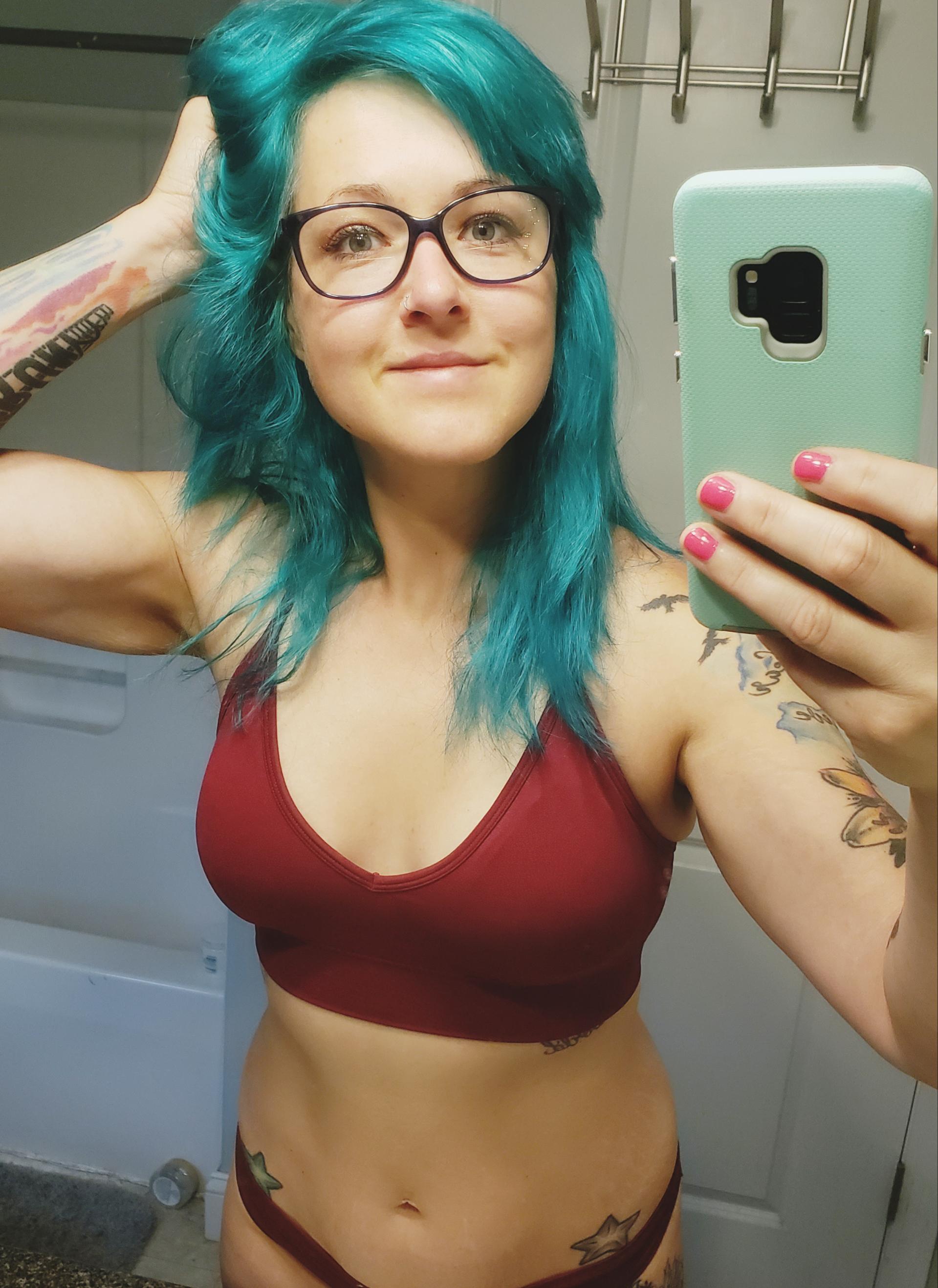 Bathroom selfie to say hi and happy hump day! 💕🐫 [F] | Scrolller