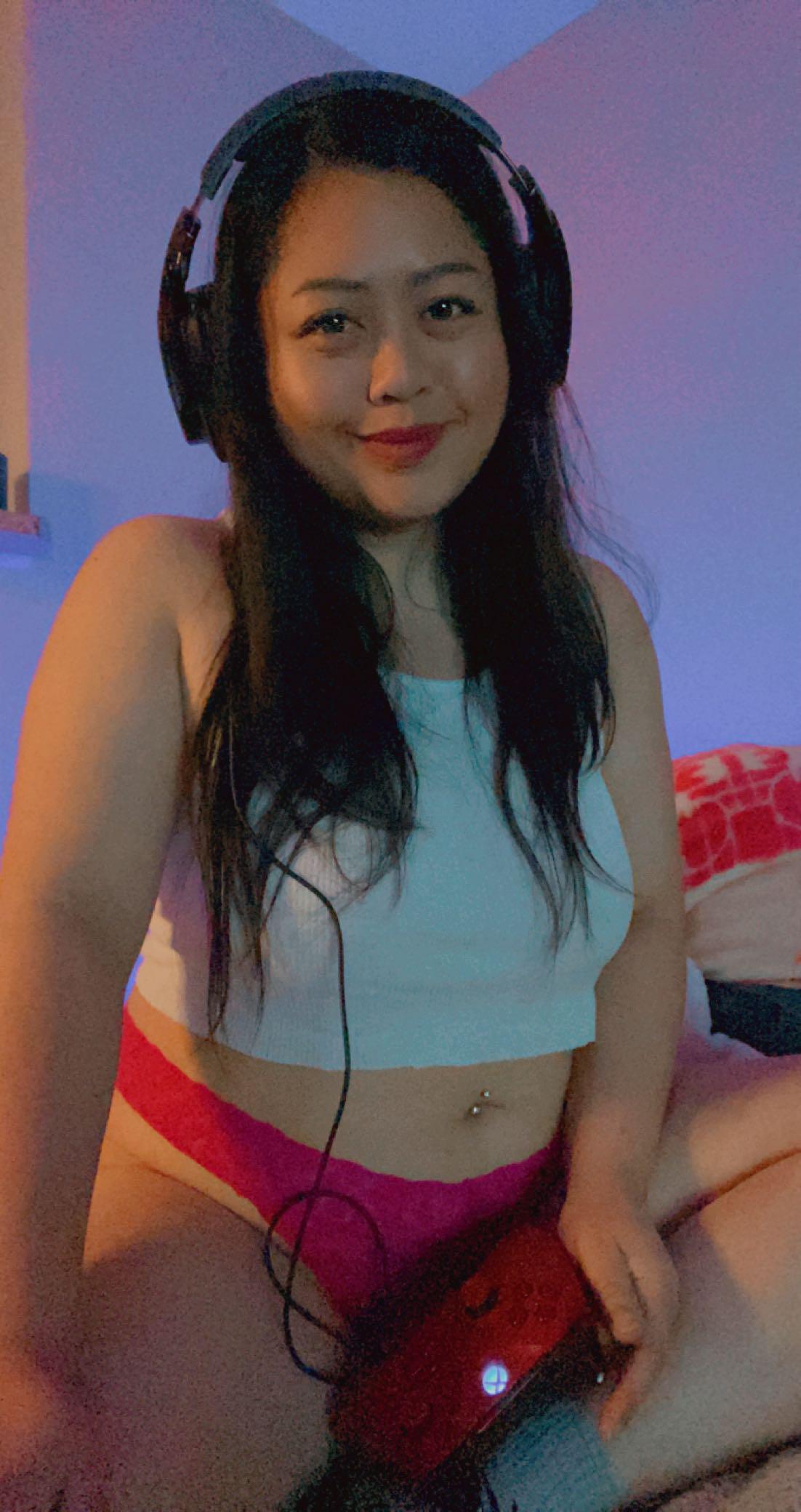 Be my player #2? 🥺🎮 | Scrolller