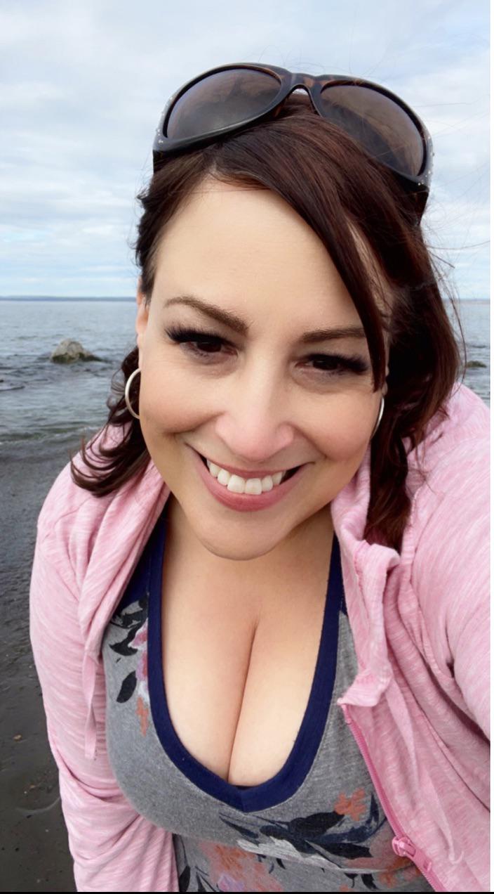 Beach weekend means beach cleavage. Lol | Scrolller