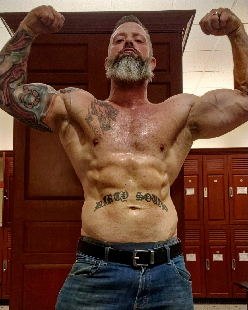 Bearded muscle Daddy! See me flex it all on my OF. Link in comments | Scrolller
