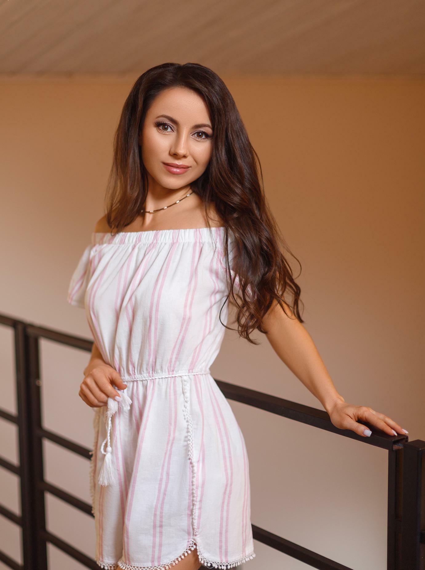 Beautiful and elegant woman [F39] | Scrolller