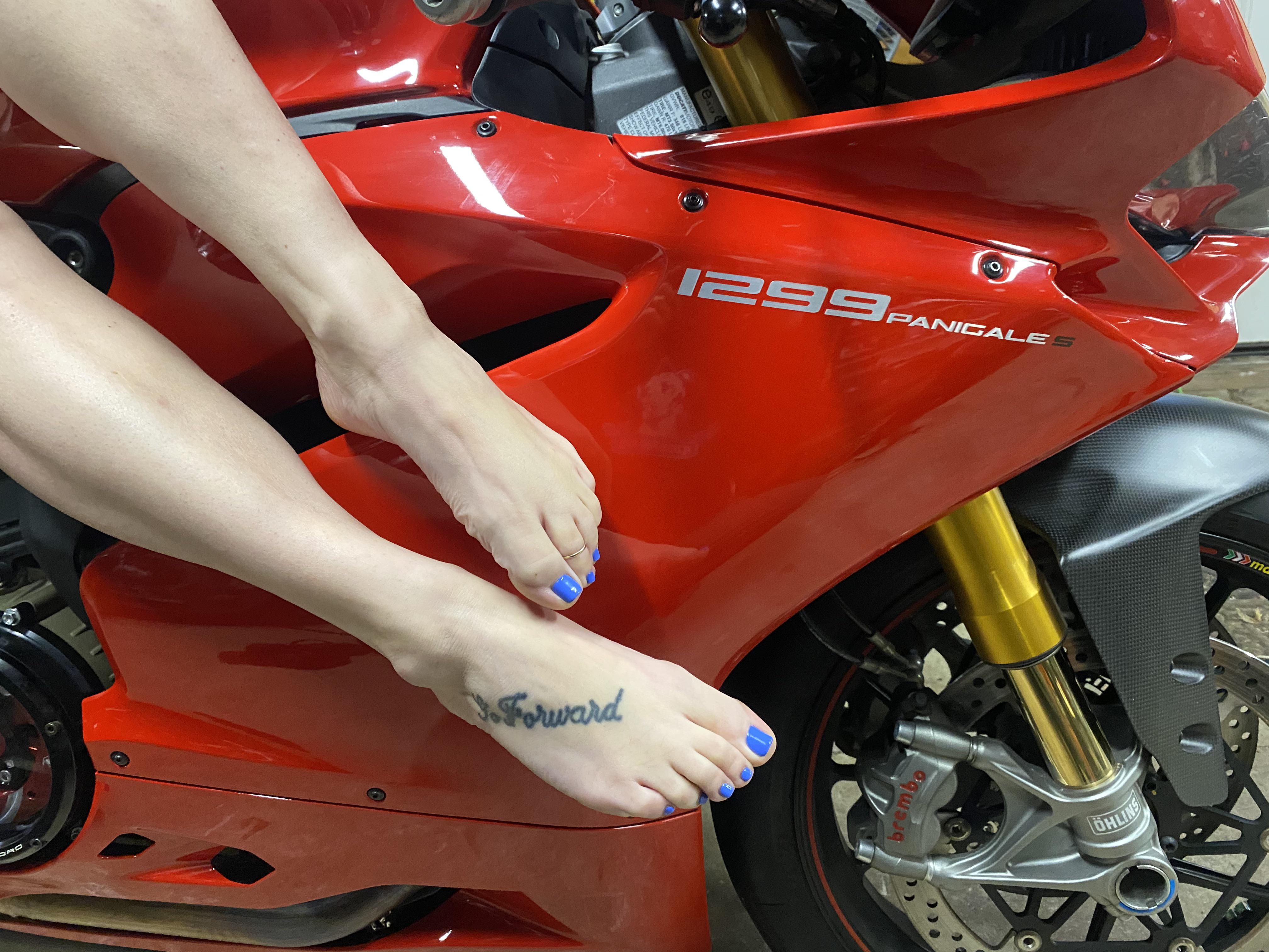 Beautiful bike, beautiful feet! | Scrolller