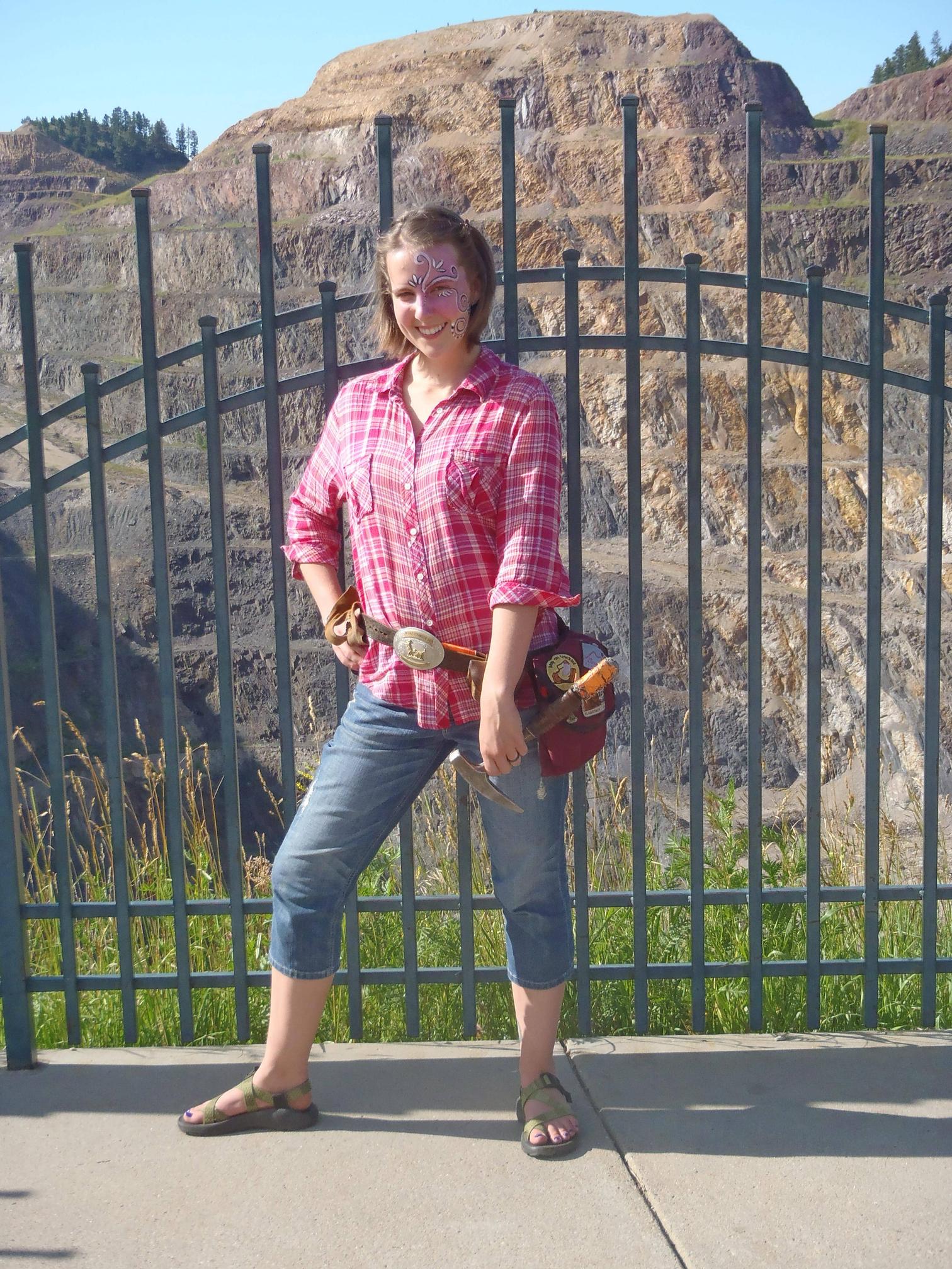 Beautiful Female with a Golden Hole (in the ground)! | Scrolller