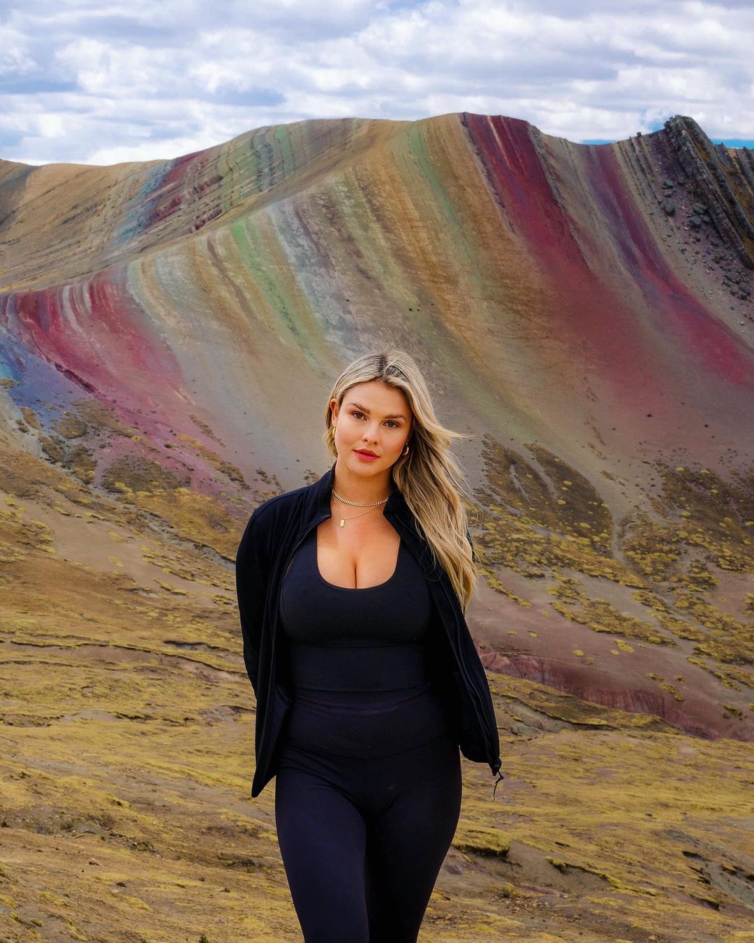 Beautiful mountains and charming lady 😍 | Scrolller