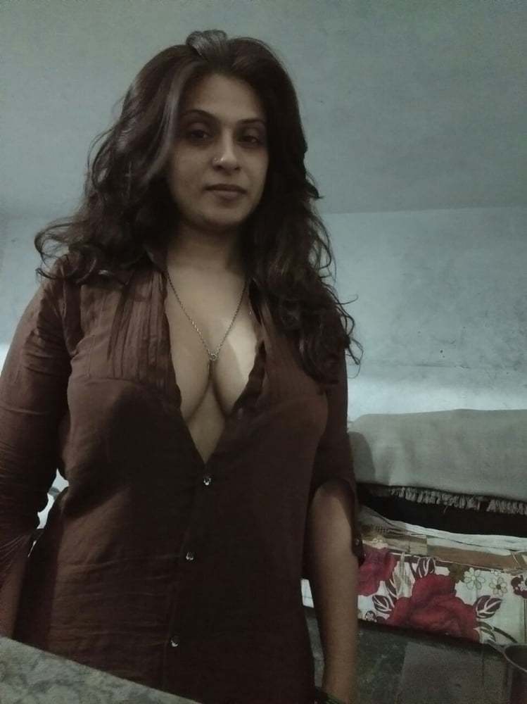 Beautiful neighbour aunty showing off | Scrolller