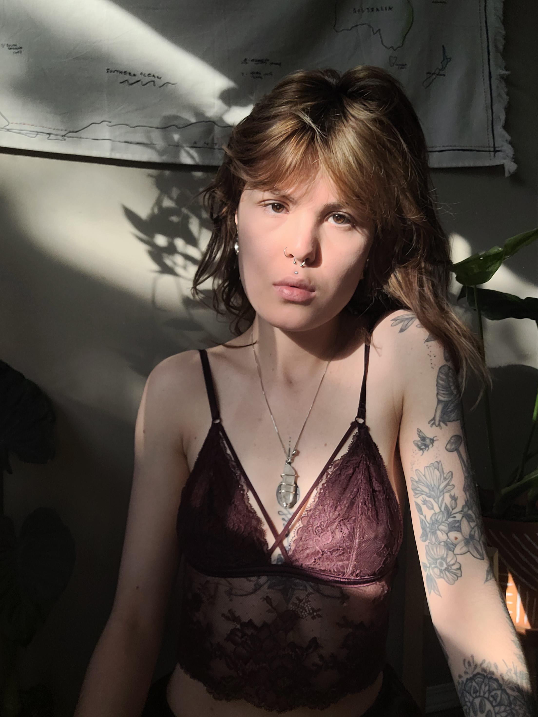 Bed head, and no makeup kinda morning [21F] | Scrolller