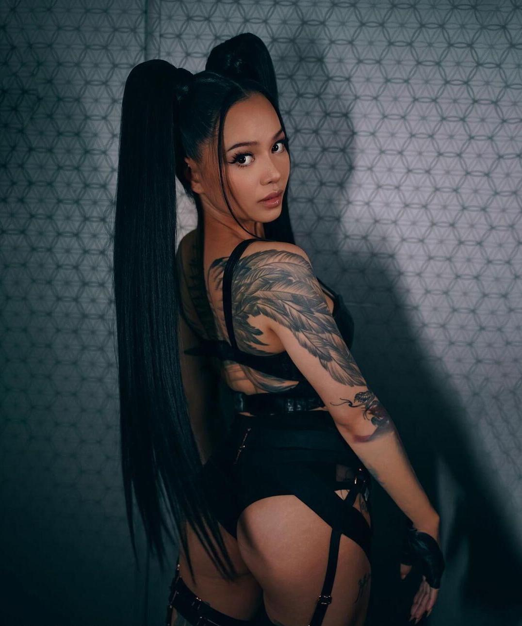 BELLA POARCH ASS NAK3D F0LD3R B3L0W | Scrolller