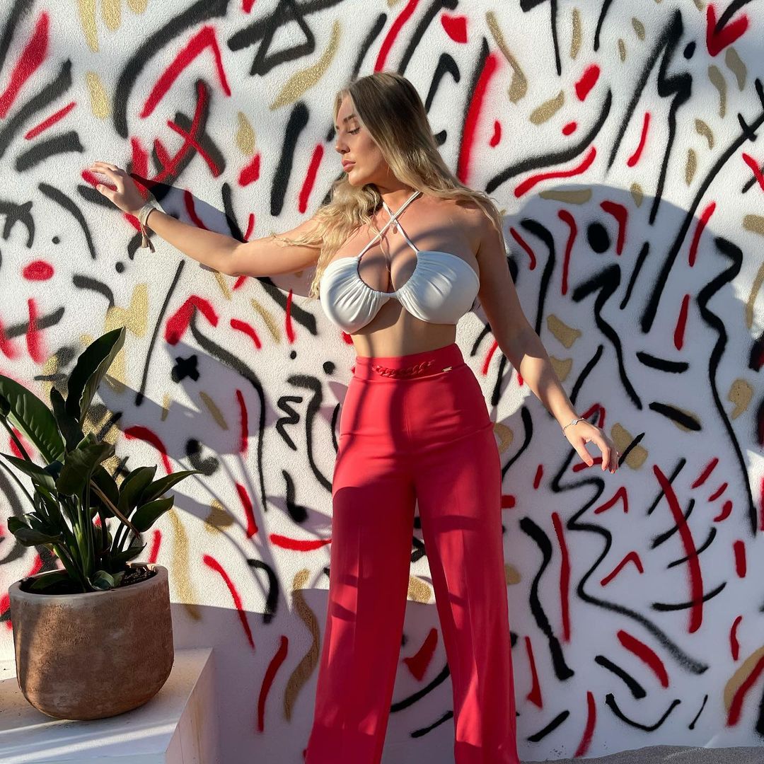 Bethany Lily April | Scrolller