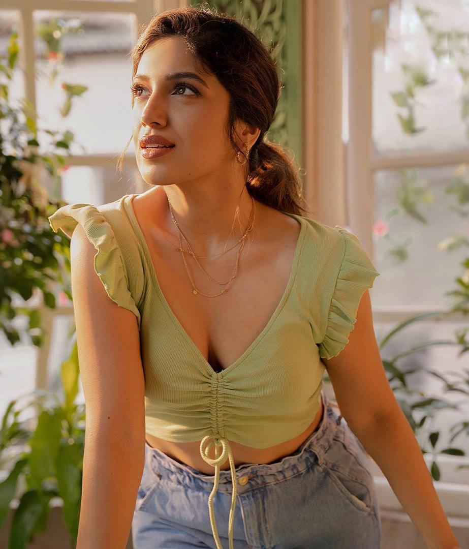 Bhumi Pednekar teasing with her cleavage | Scrolller