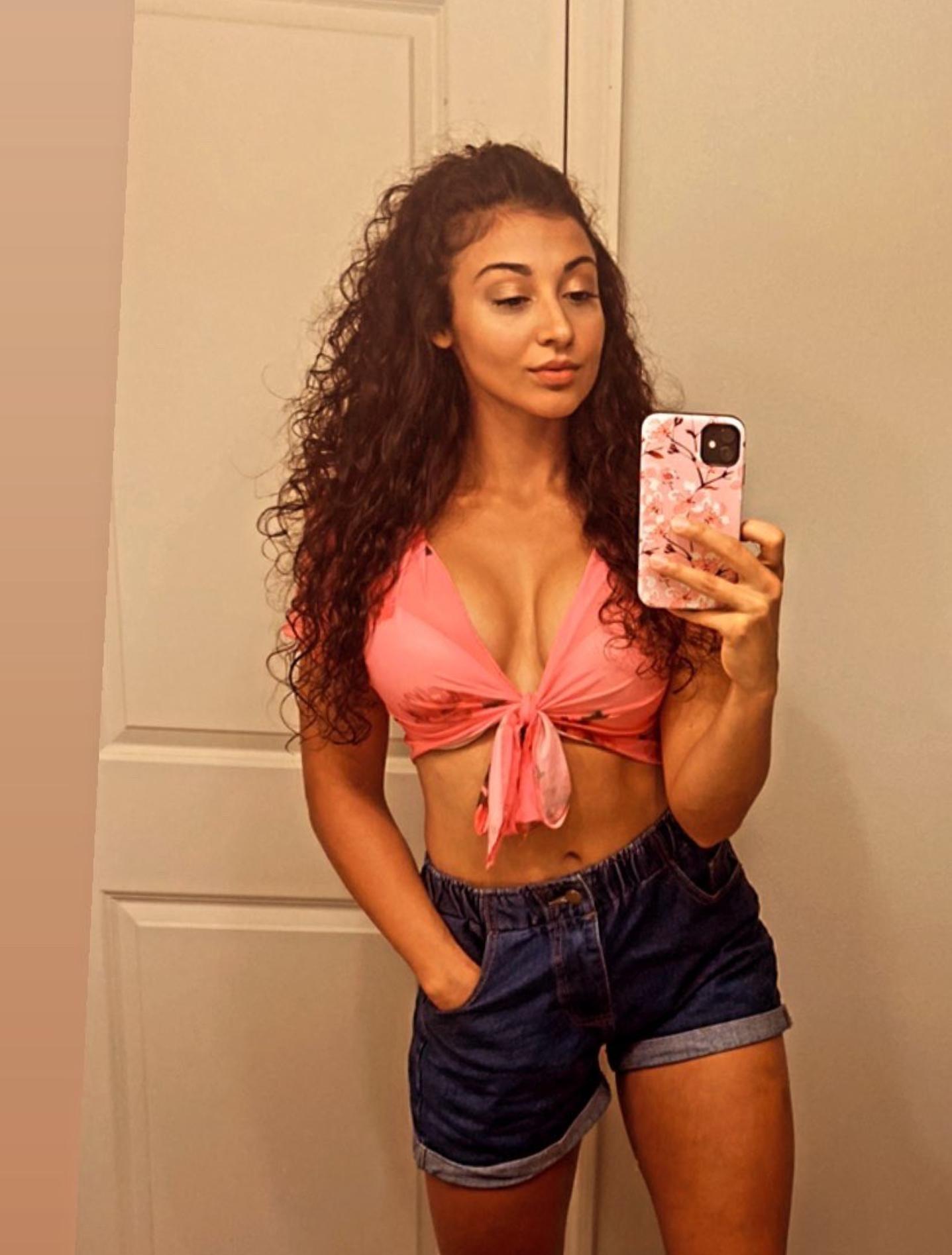 Bianca Carelli | Scrolller