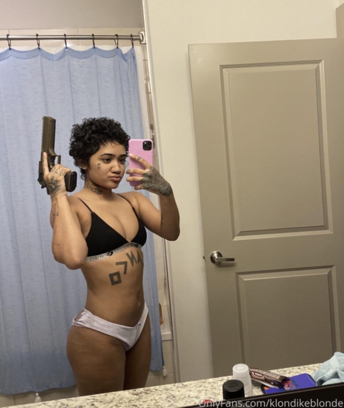 Big GUNS klo !🔫💜 | Scrolller