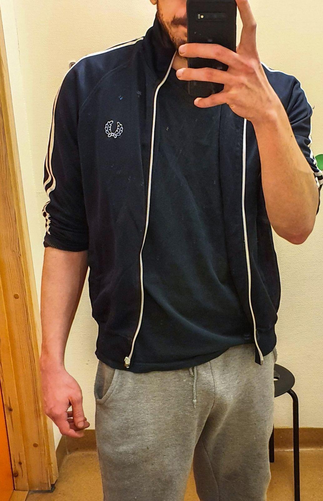 Big hands, sweatpants and a bulge | Scrolller