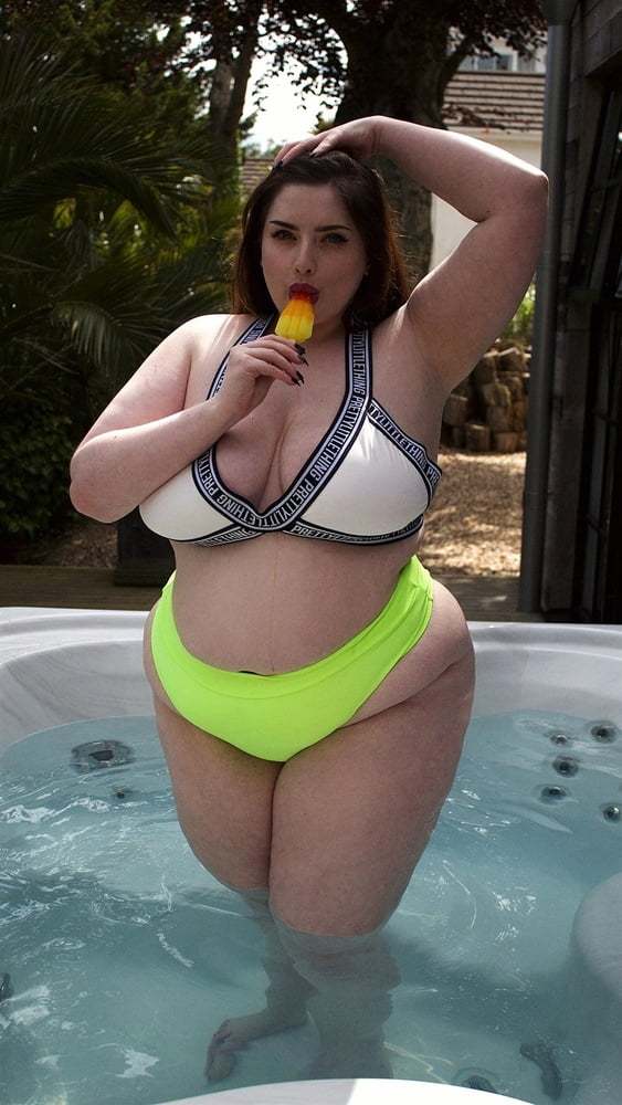 Bikini babe eating a popsicle in the pool | Scrolller