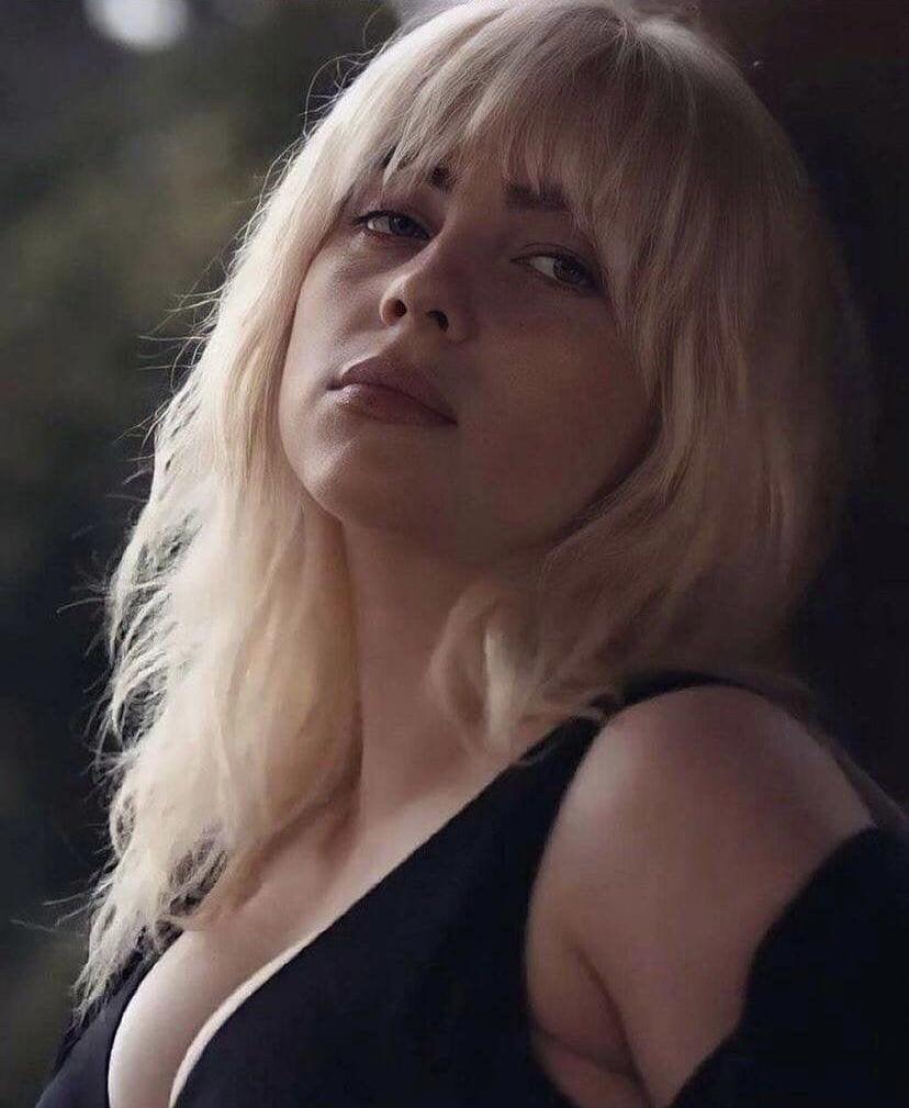 Billie Eilish is perfect | Scrolller