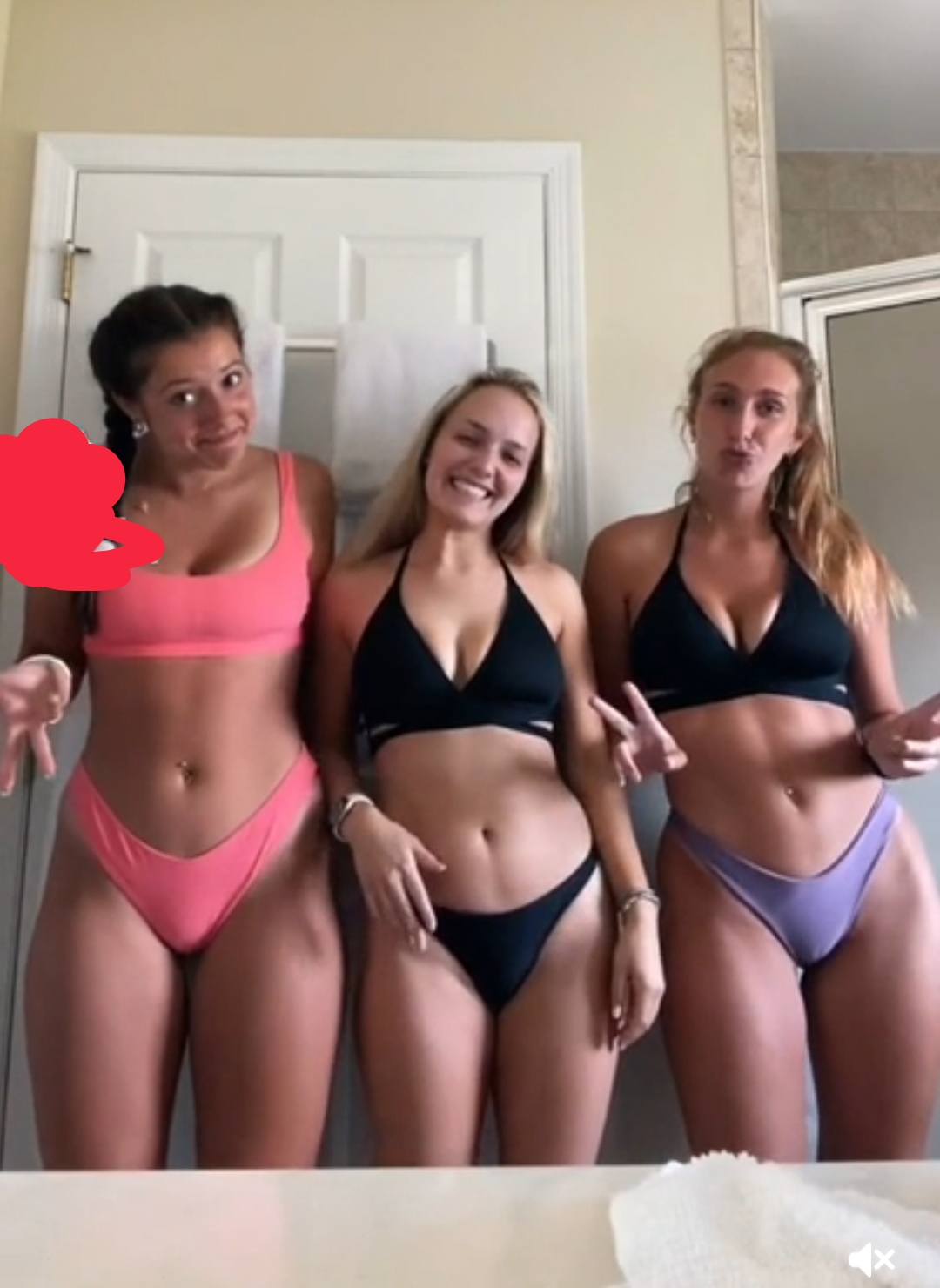 bitch on the right with a perfect cameltoe | Scrolller