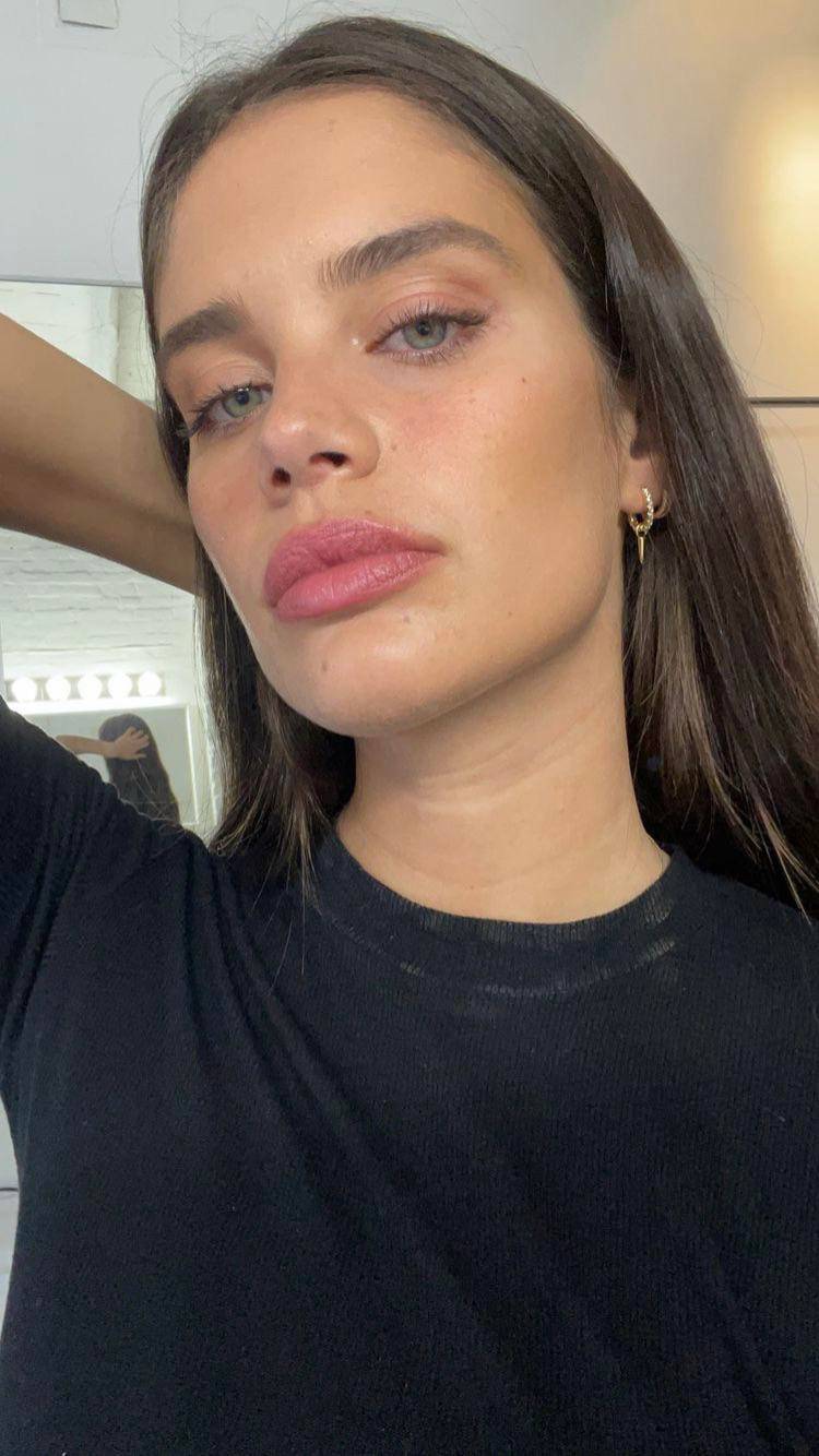 Black Shirt Sara | Scrolller