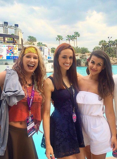 Blonde Redhead And Brunette Scrolller