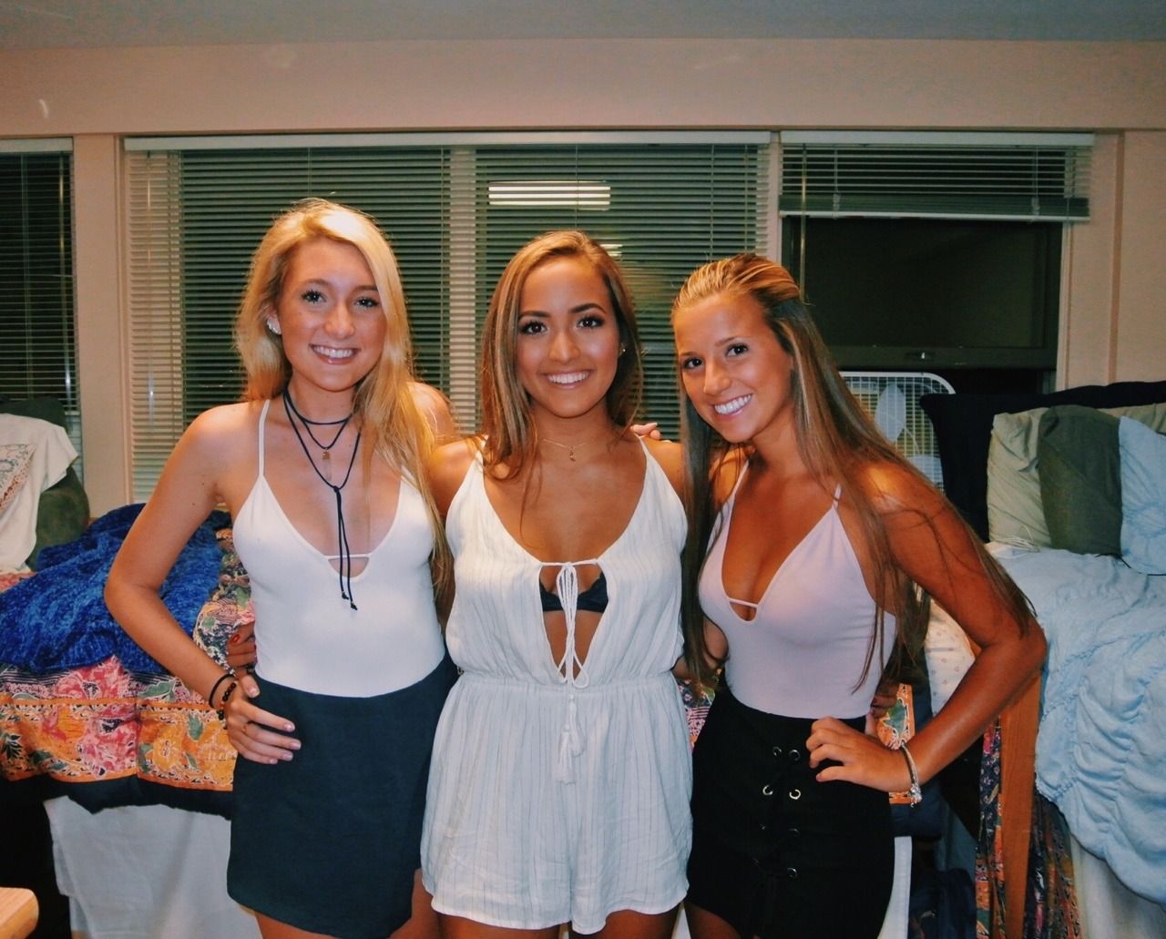 Blonde roomies | Scrolller