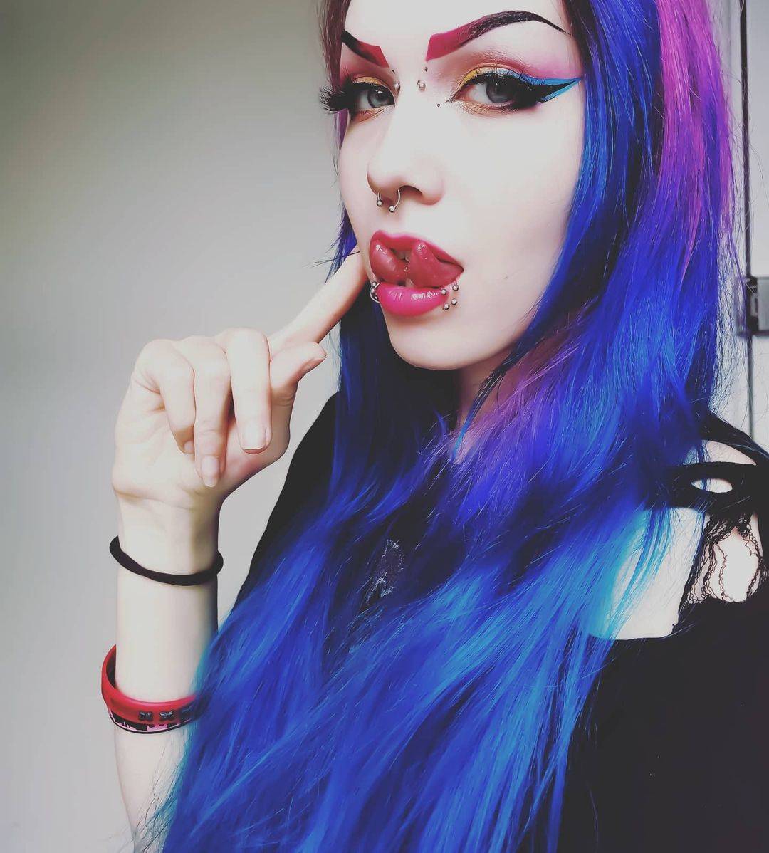 Blue Haired Girl Scrolller 1277