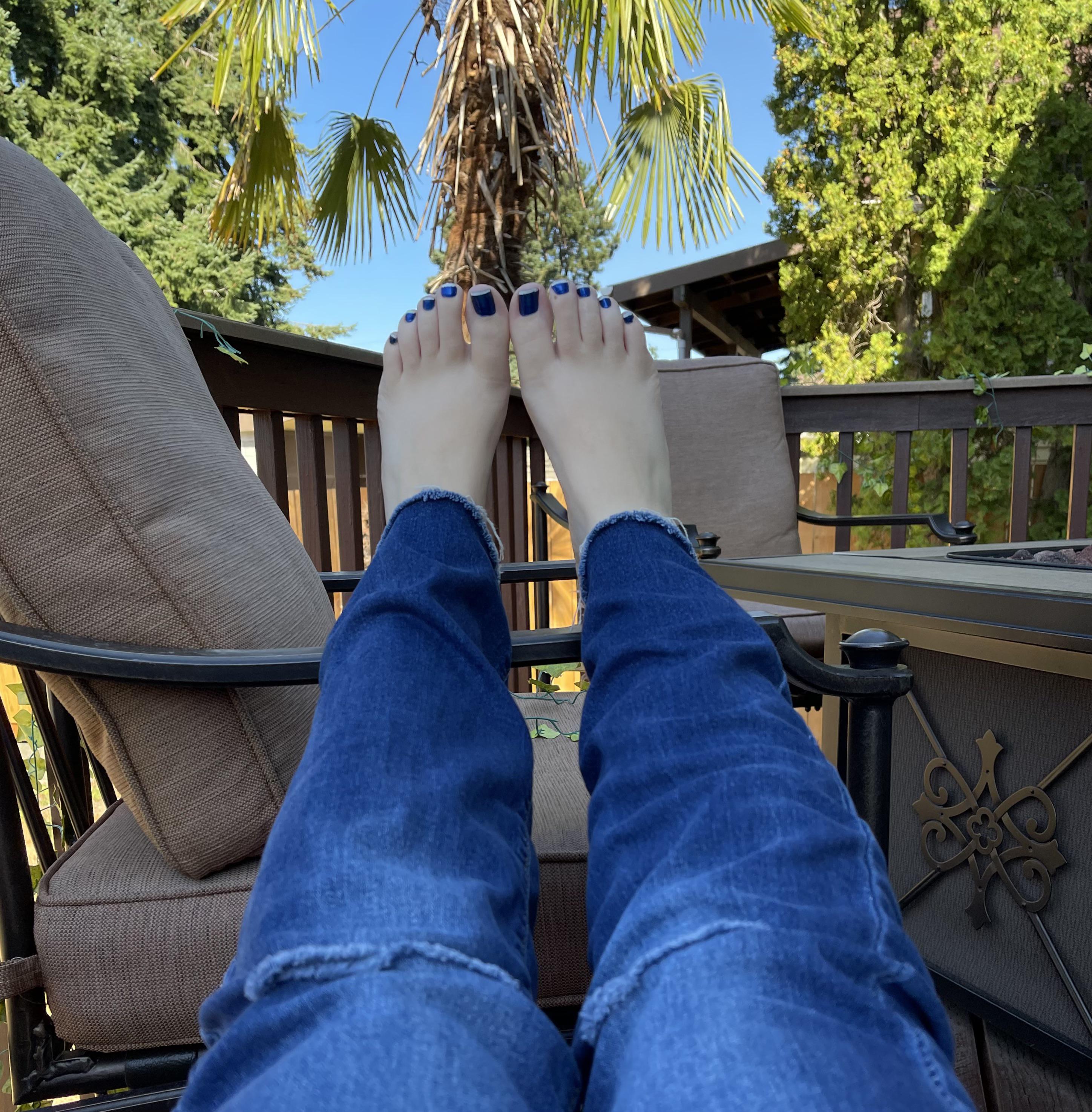 Blue with white tips | Scrolller