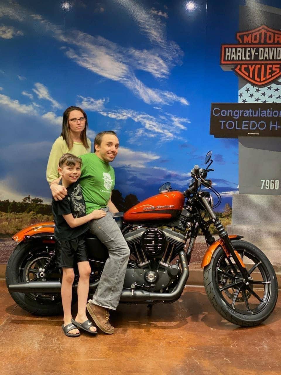 Blursed Happy Wife | Scrolller