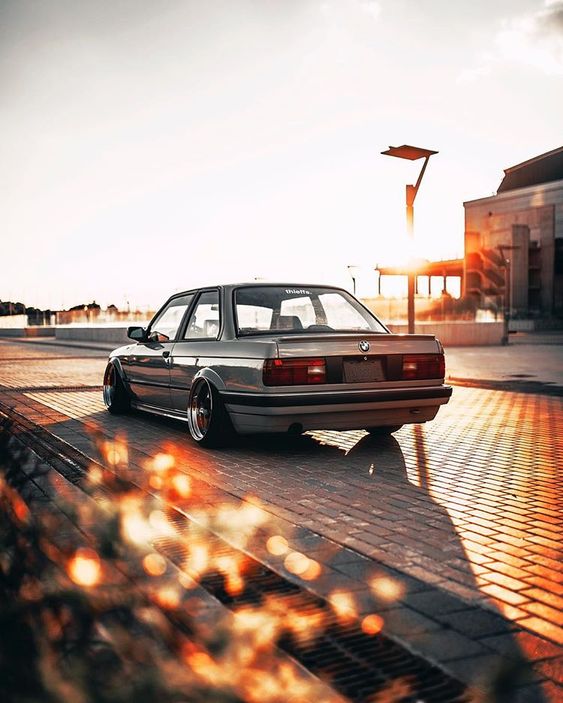 BMW E30 | Scrolller