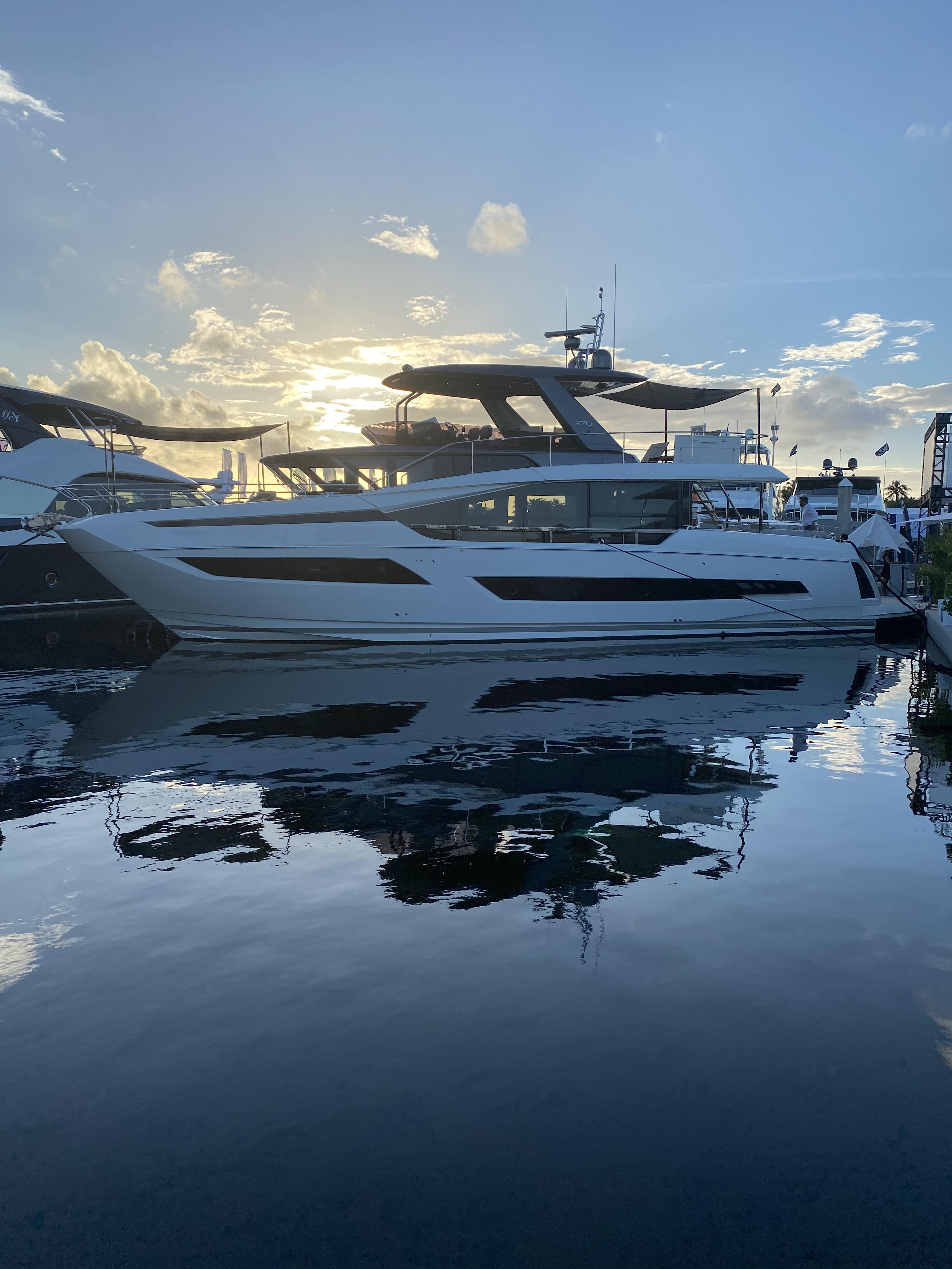 Boat sunset | Scrolller