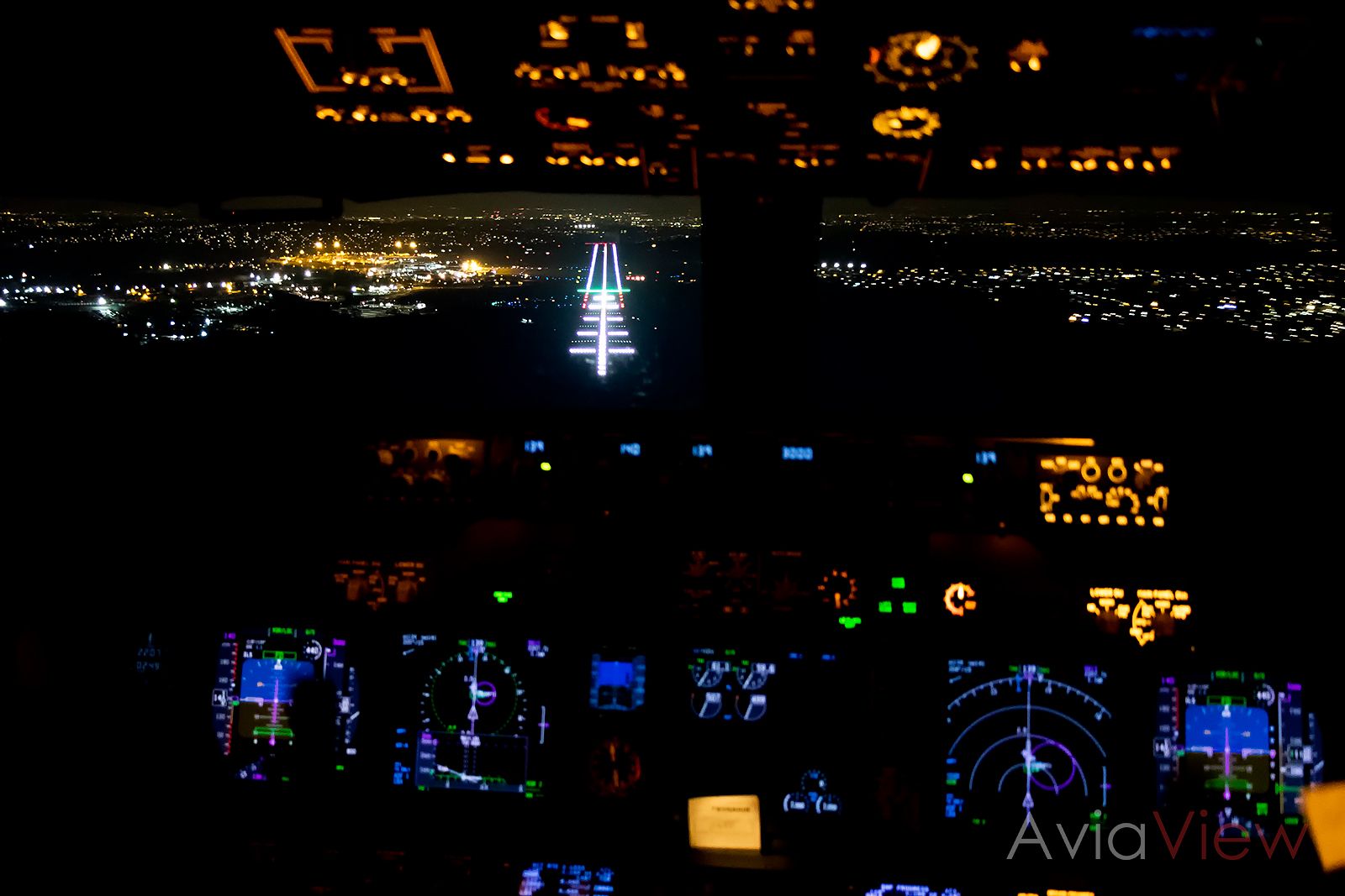 Boeing 737-800 on final for runway 14 at LBA/EGNM | Scrolller