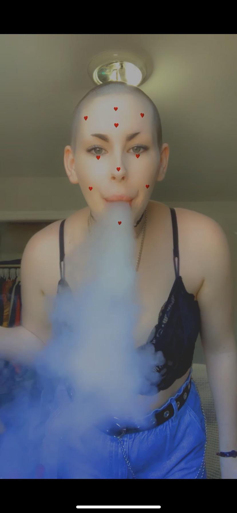 Bong, joints or dabs? 😋💨🖤 | Scrolller