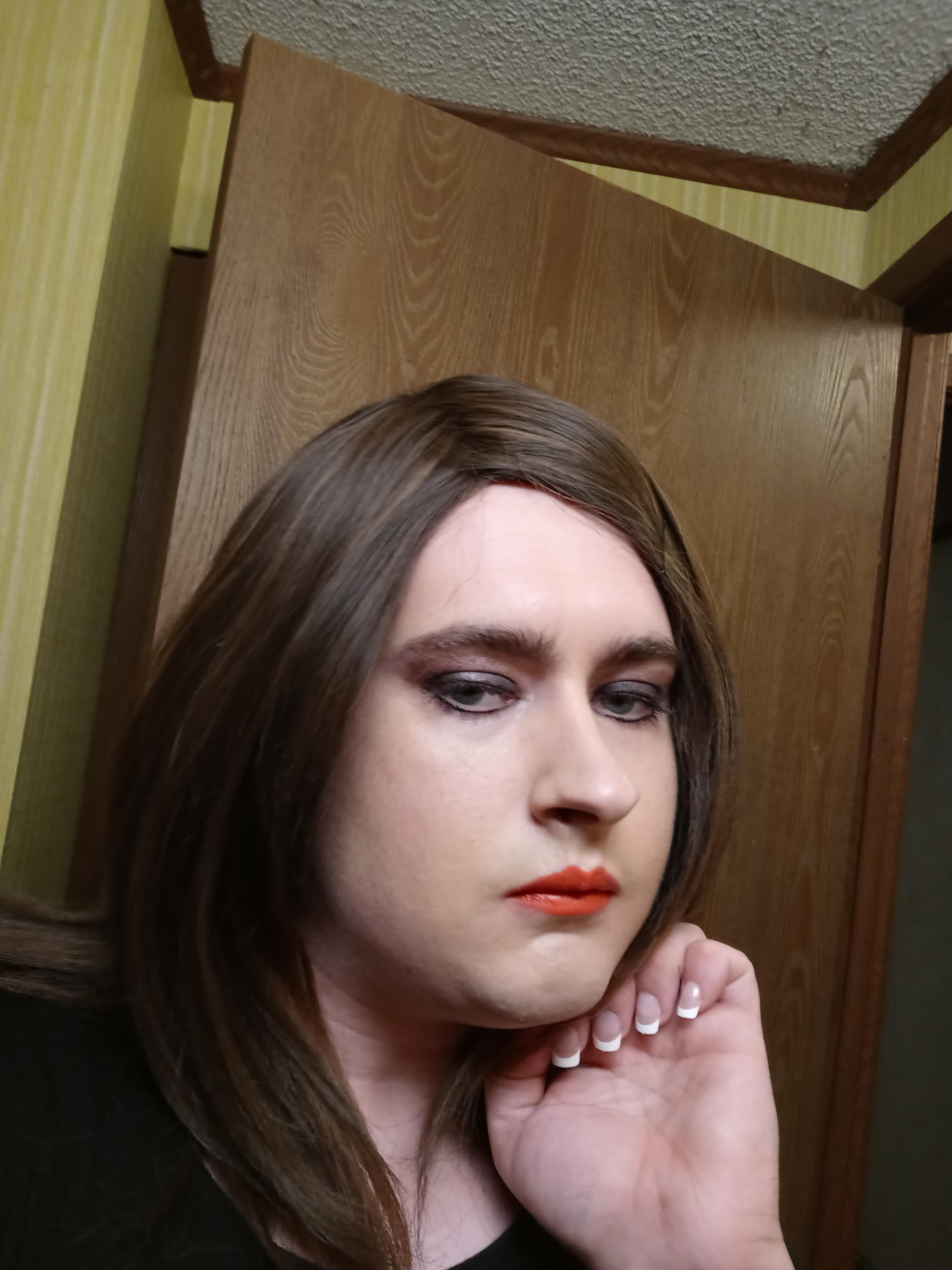 Bored at home again so i did my make-up | Scrolller