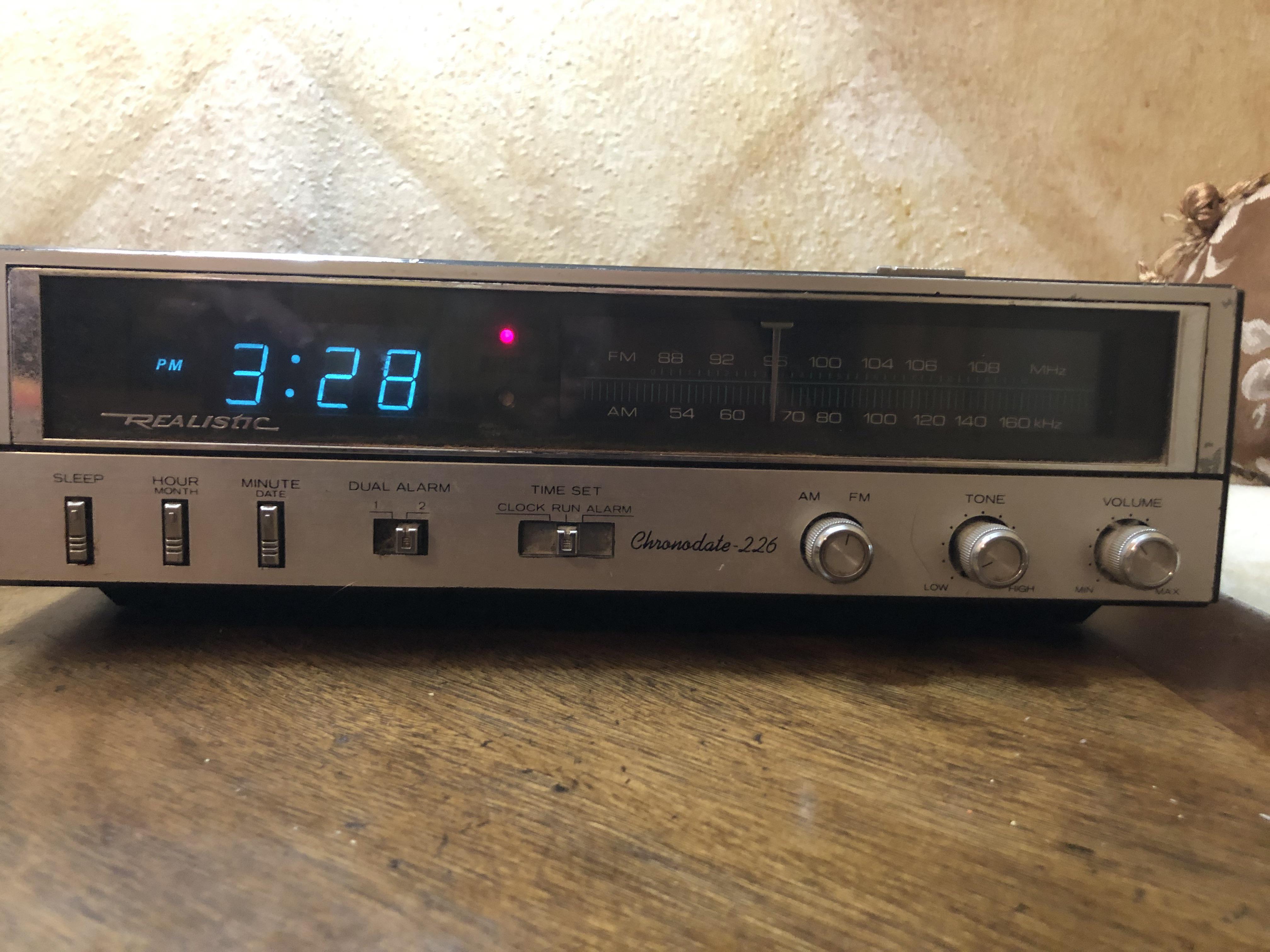 Bought this Realistic dual alarm clock radio in 1982, and it’s still going strong! | Scrolller