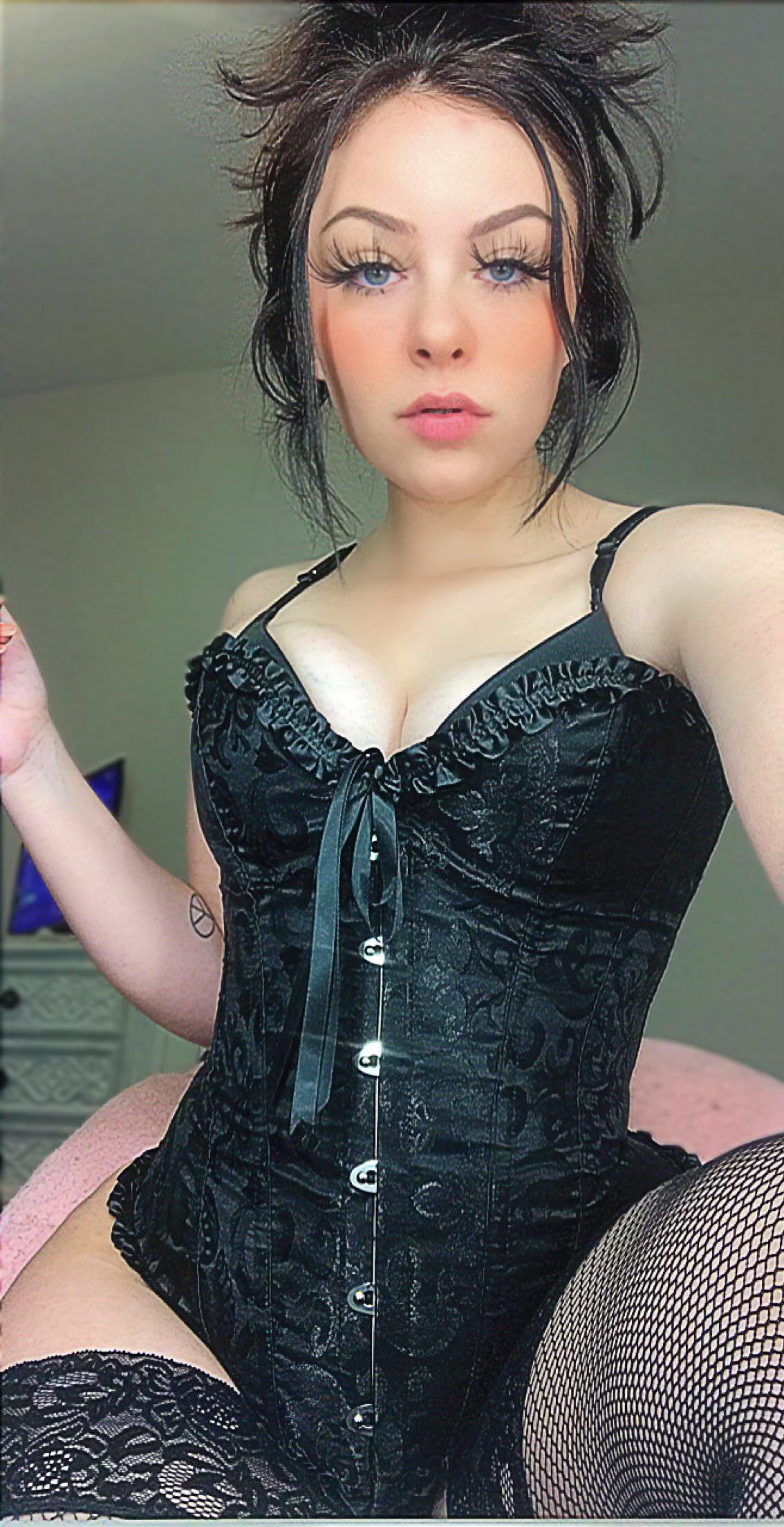 Bow Dow to your domme mommy | Scrolller