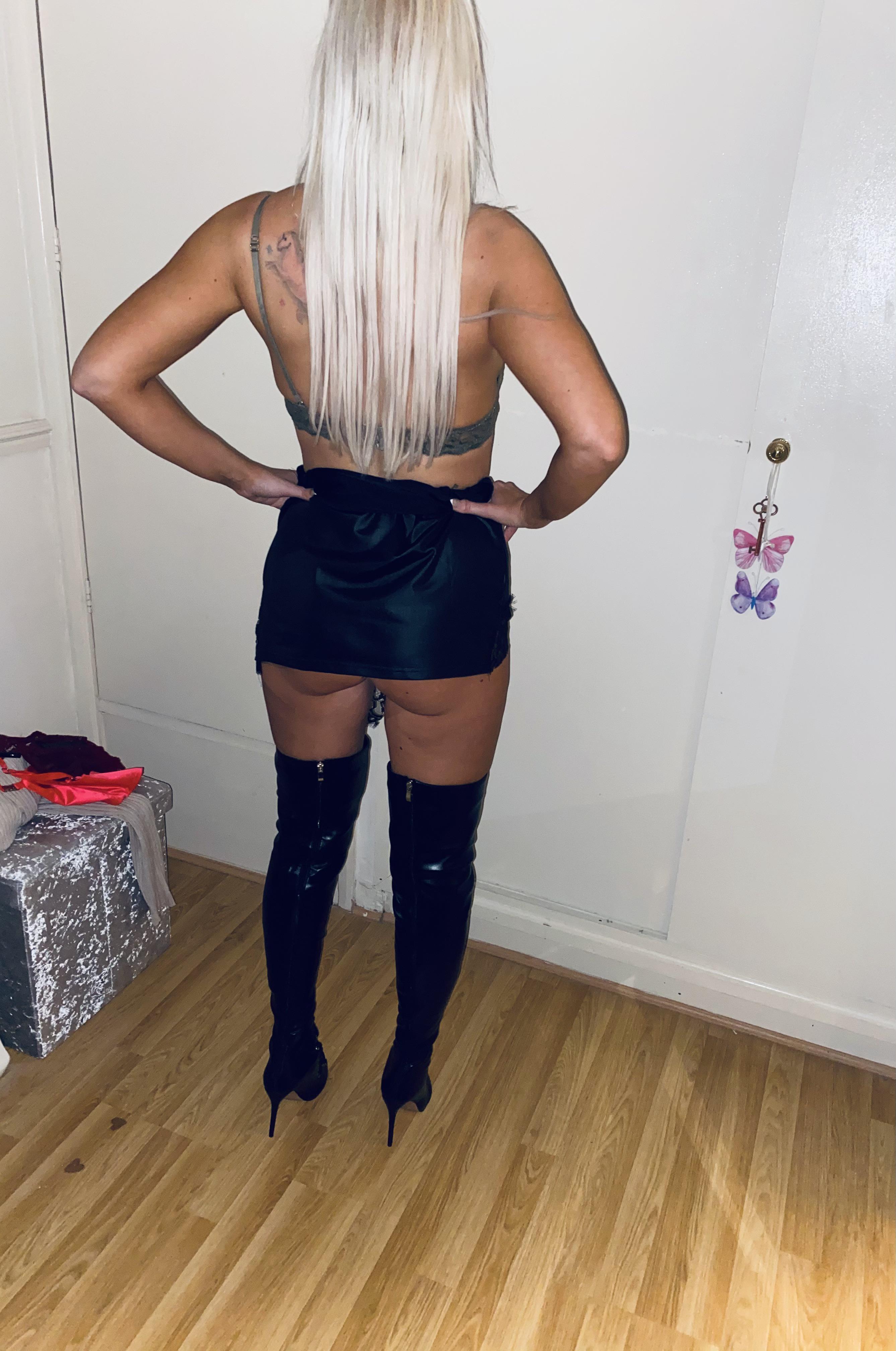 Bow down and worship your mistress 👹🖤💋 | Scrolller