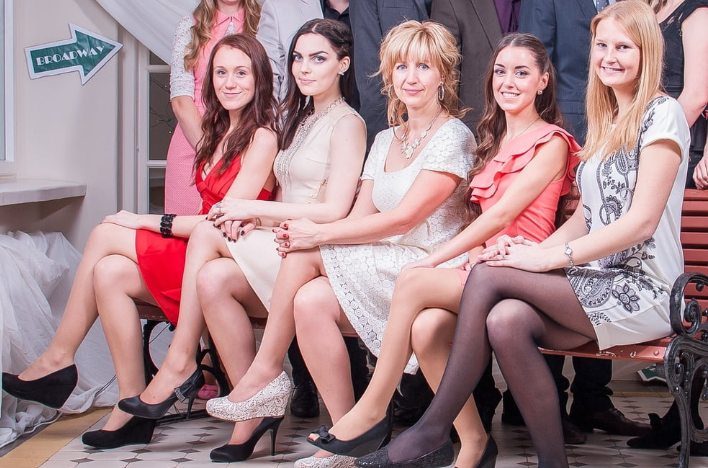 Bench posing | Scrolller