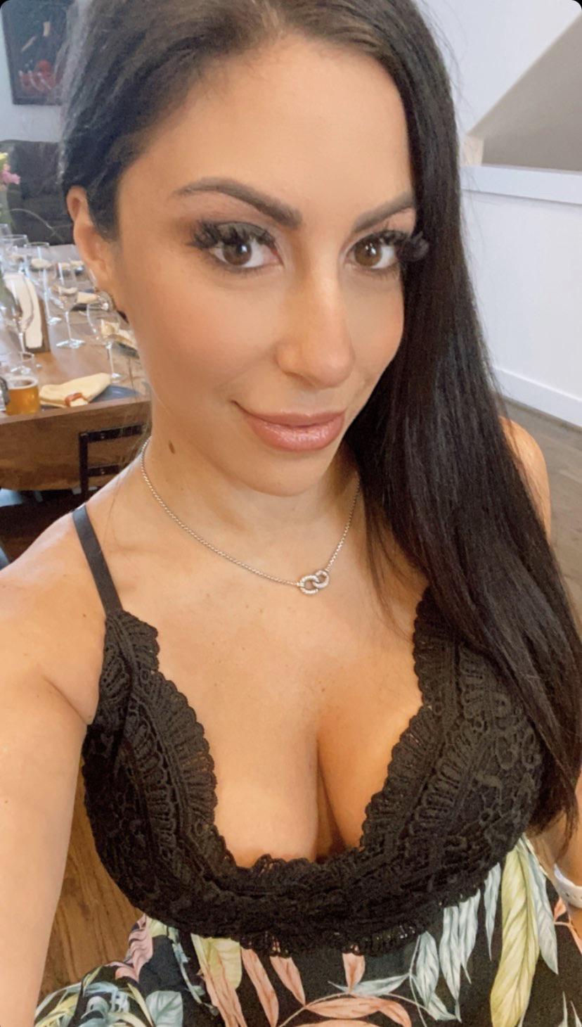 Brunch cleavage | Scrolller