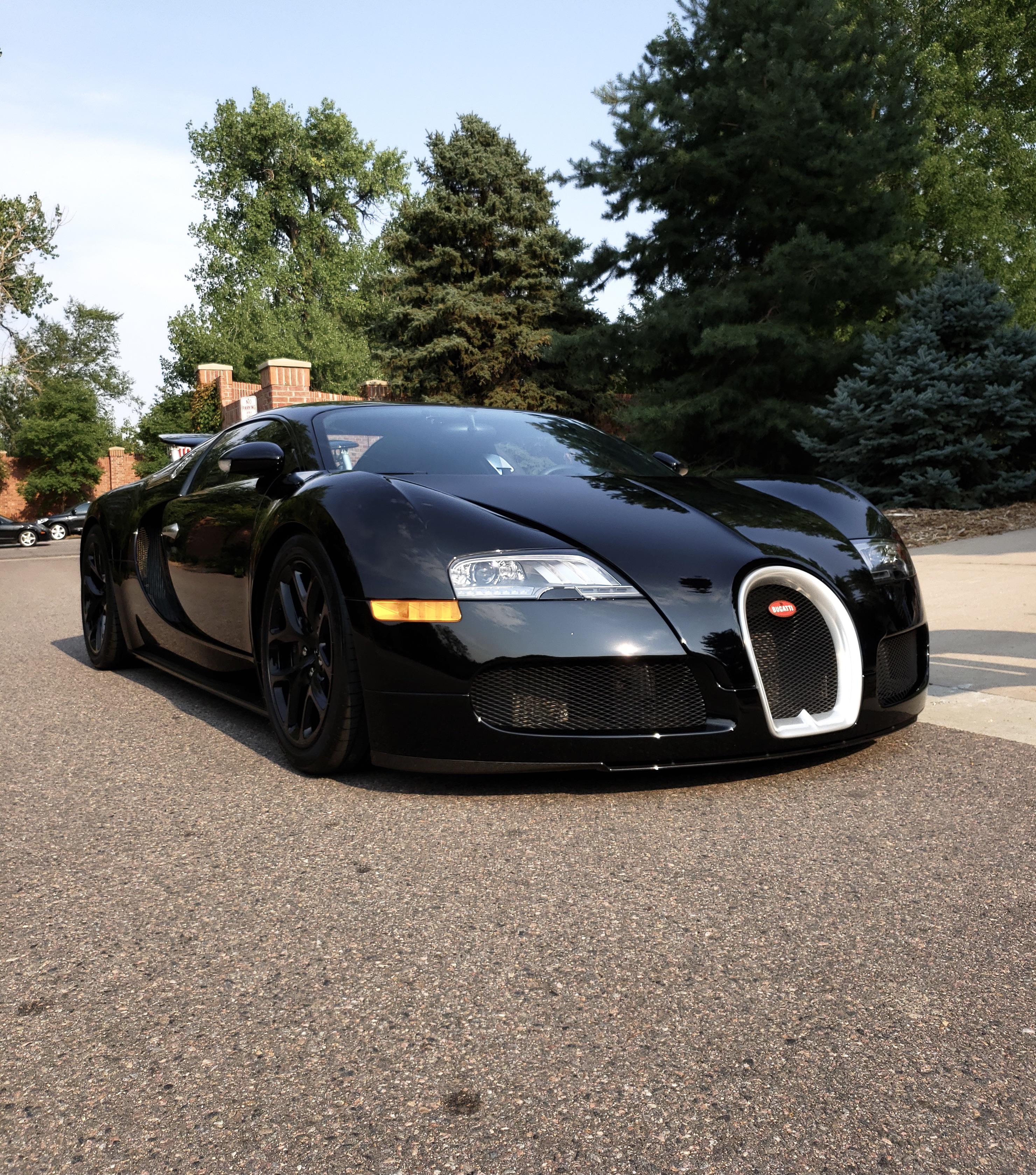 Bugatti Veyron | Scrolller